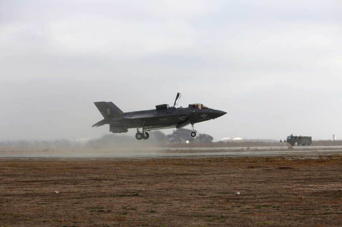 VMFA-121 conducts a vertical landing at Red Beach