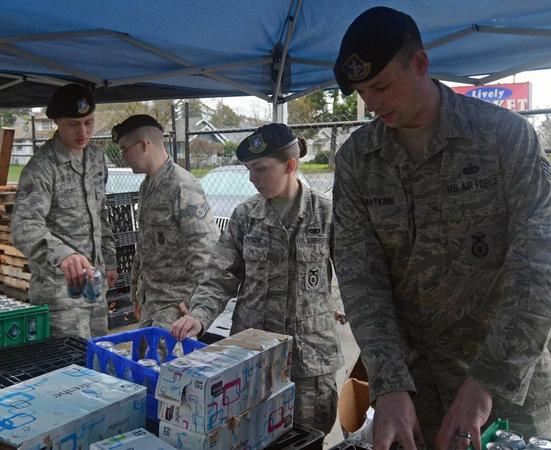 Airmen ‘give back to the community’ > Team McChord > Article Display