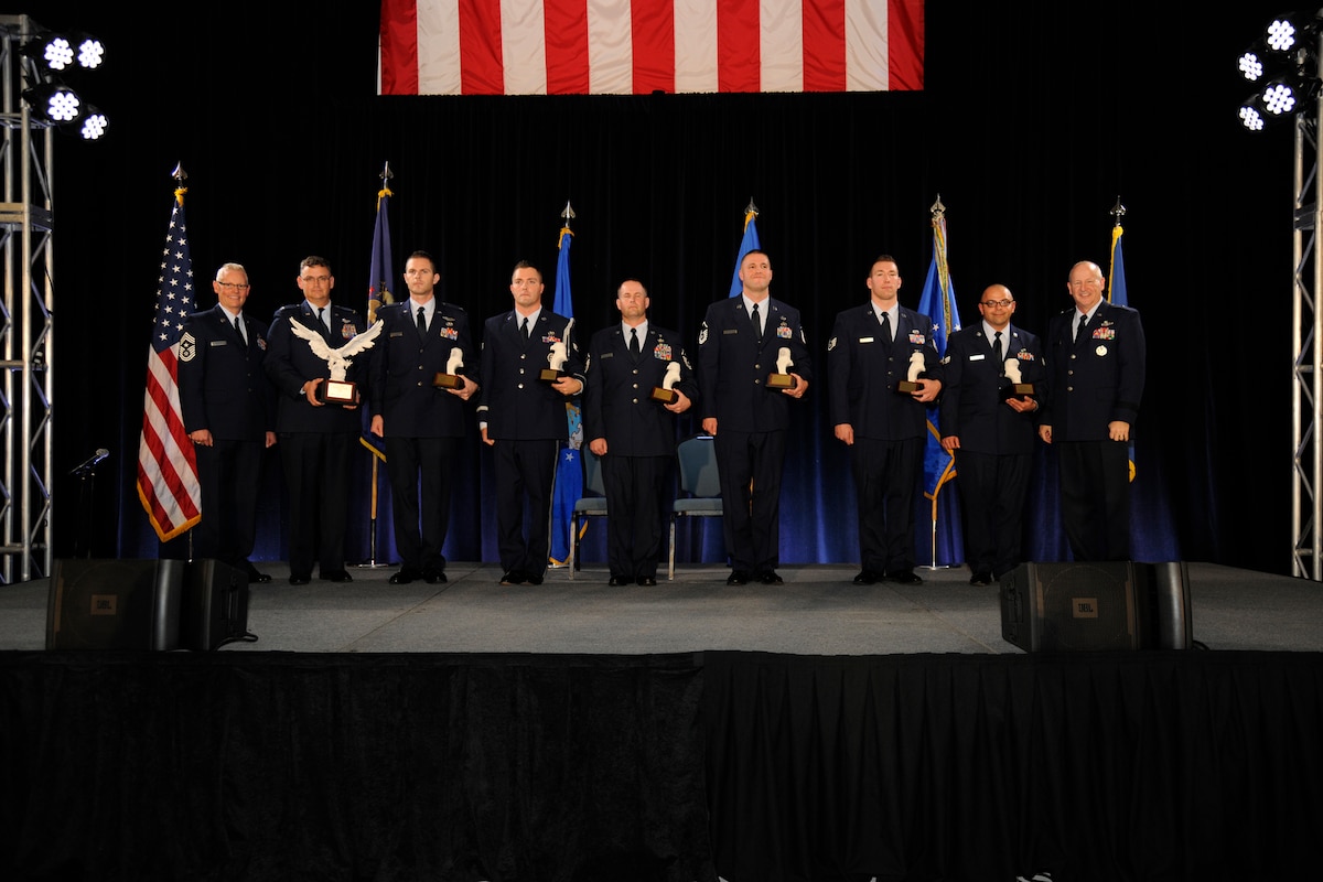 127th Wing Names Outstanding Airmen of Year > 127th Wing > Article Display