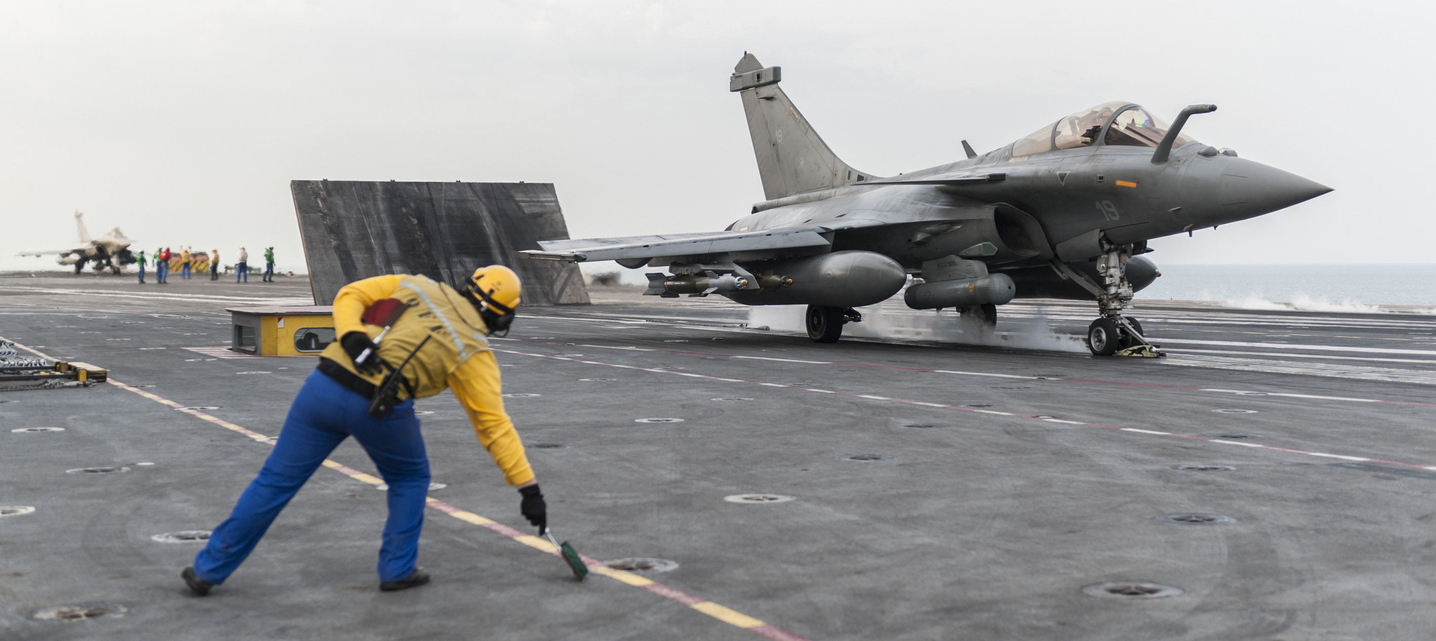 Charles de Gaulle conducts first Arabian Gulf missions against ISIL as ...