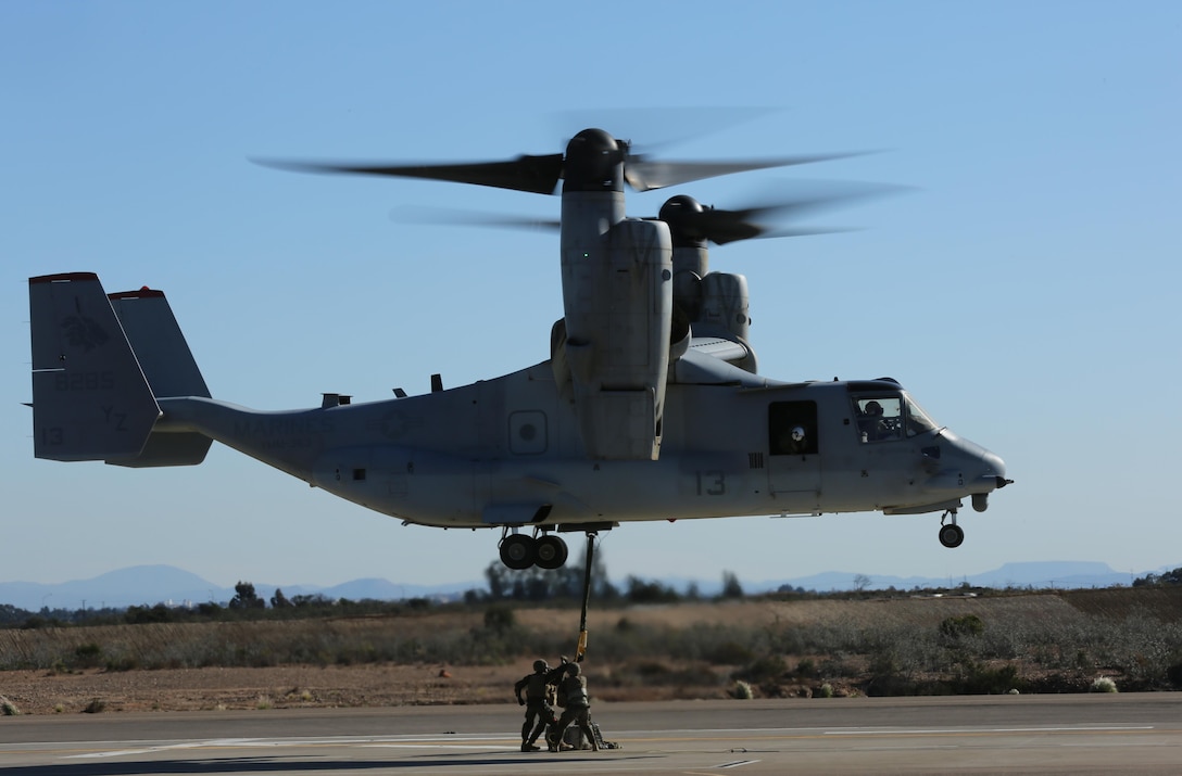 VMM-363 supports CLB-5 during daytime external lift training
