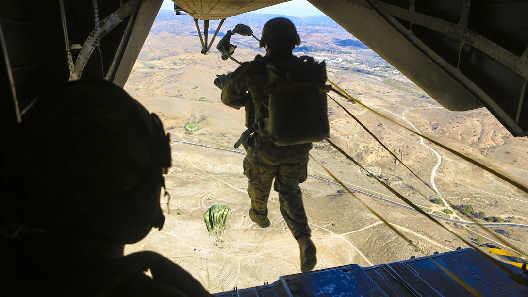 Free falling: HMH-462 supports para-ops training