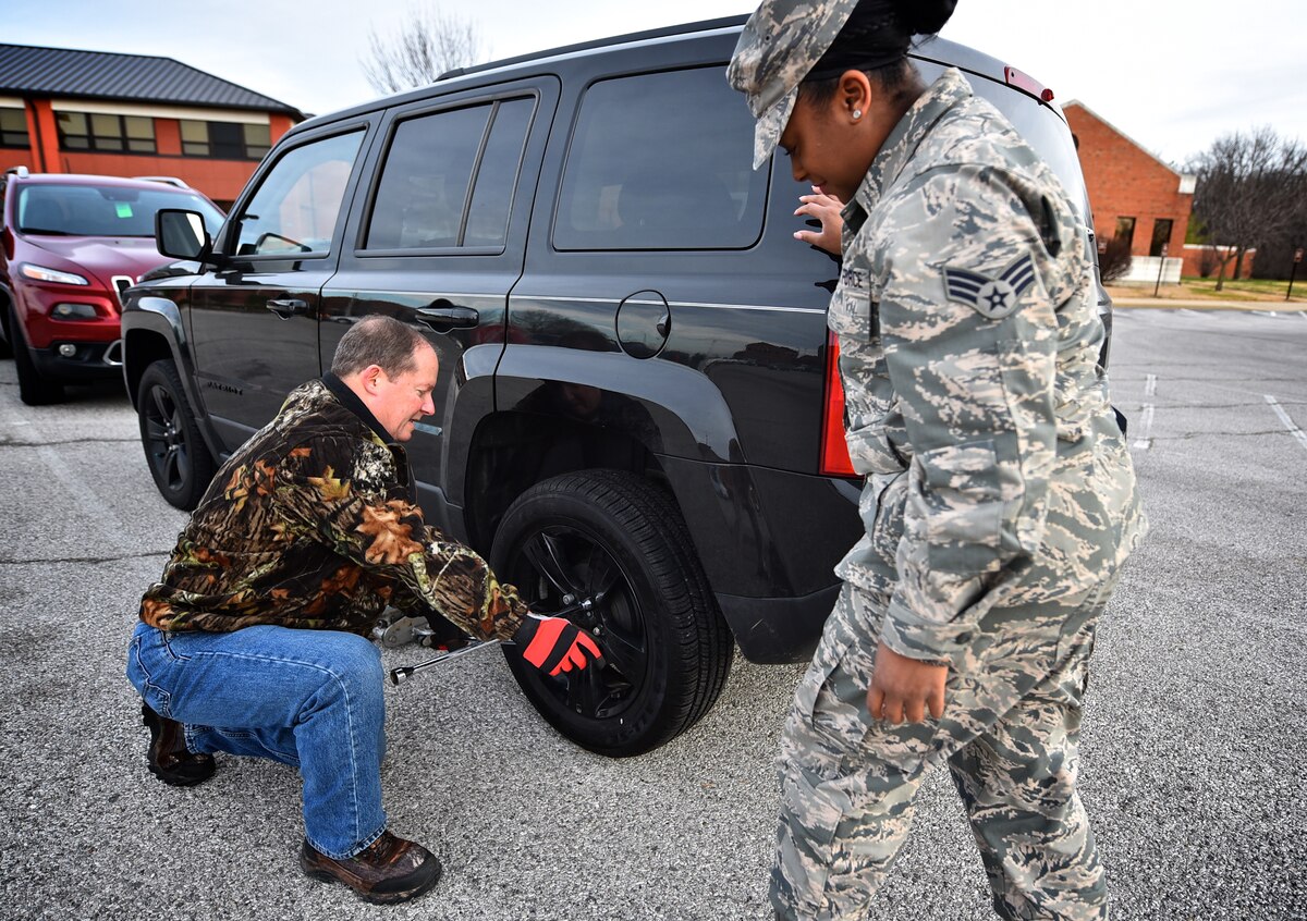 Lending a helping hand > 932nd Airlift Wing > Article Display