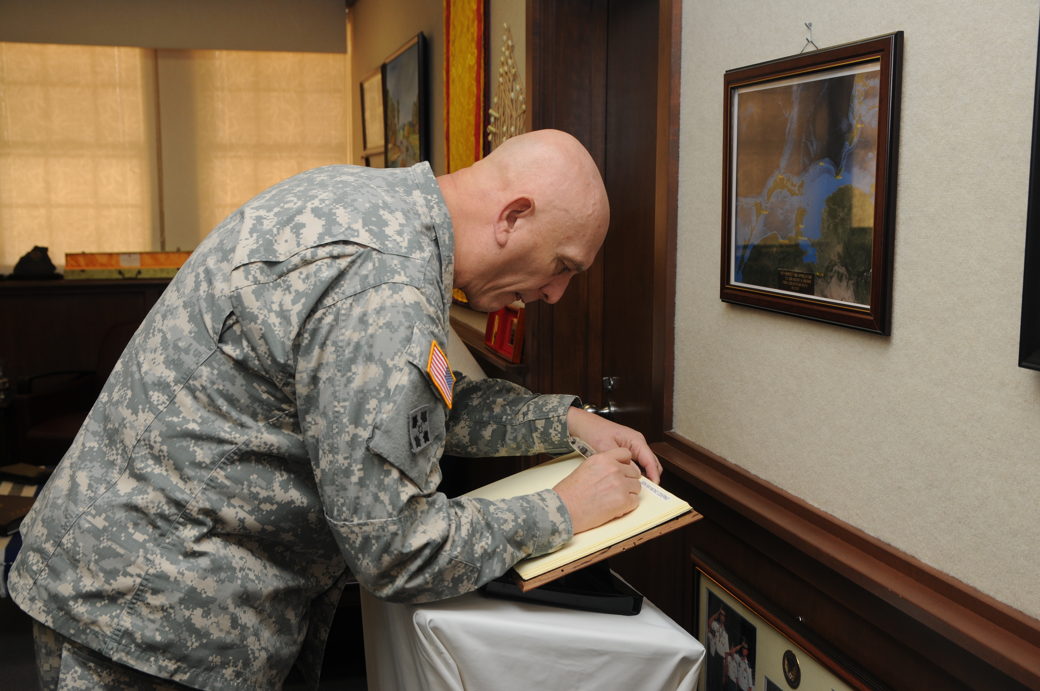 Army Chief of Staff Gen. Ray Odierno signs the U.S. Army Pacific's ...
