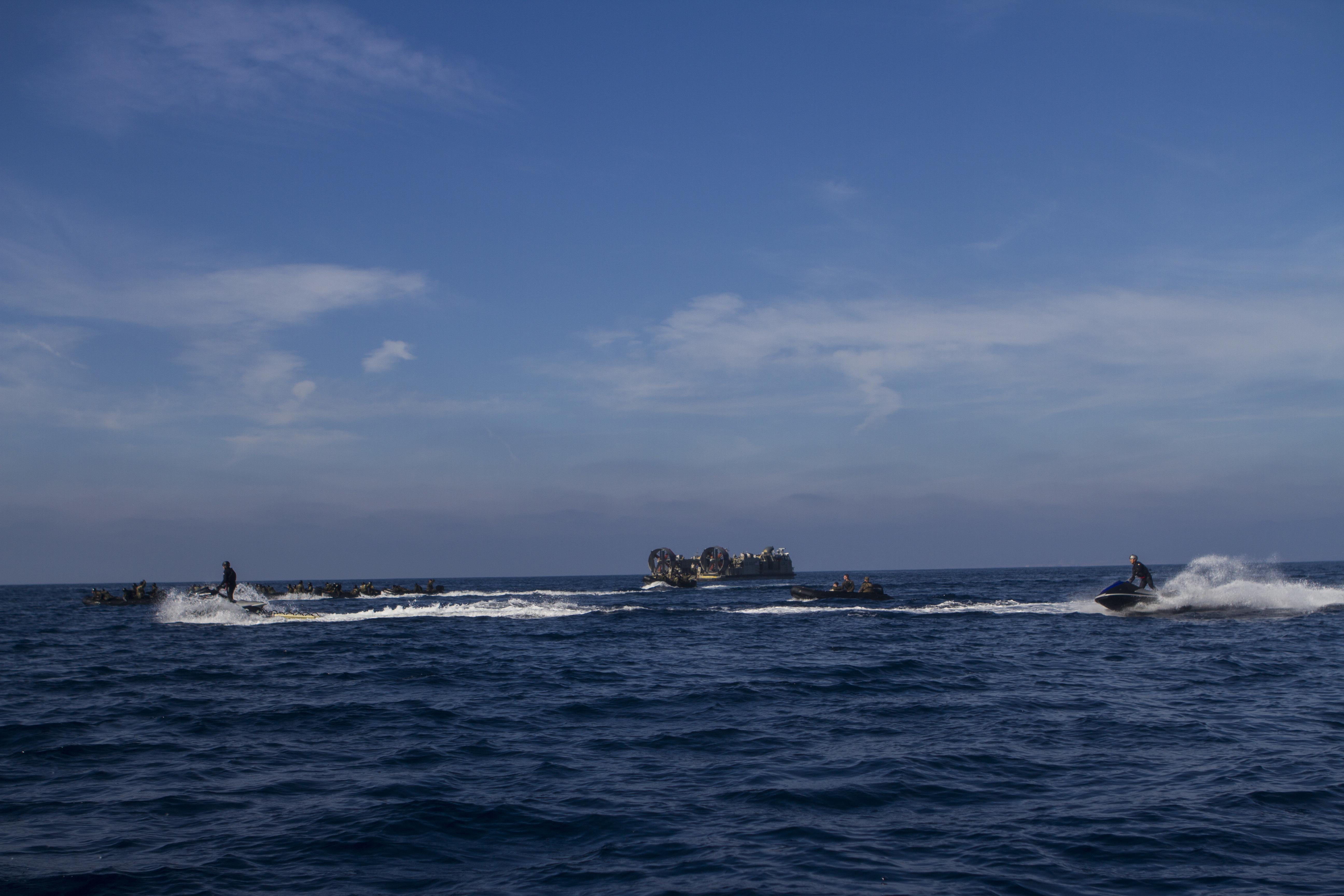 Marines and Japanese soldiers participate in amphibious raid training ...