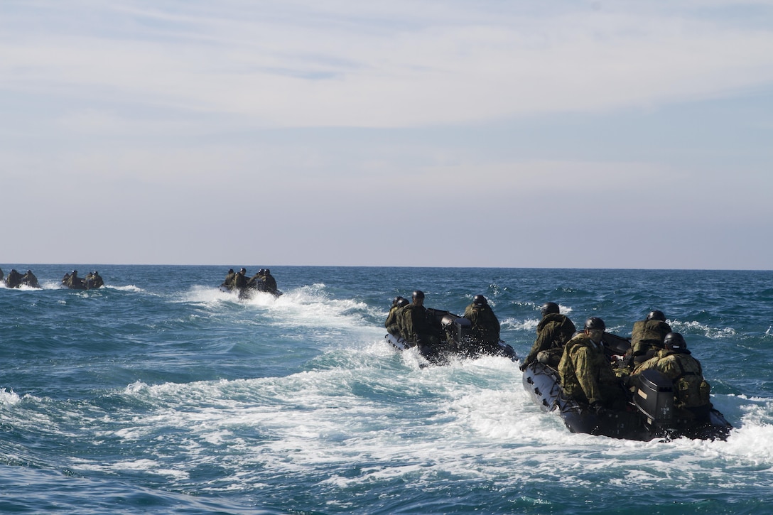Marines and Japanese soldiers participate in amphibious raid training ...