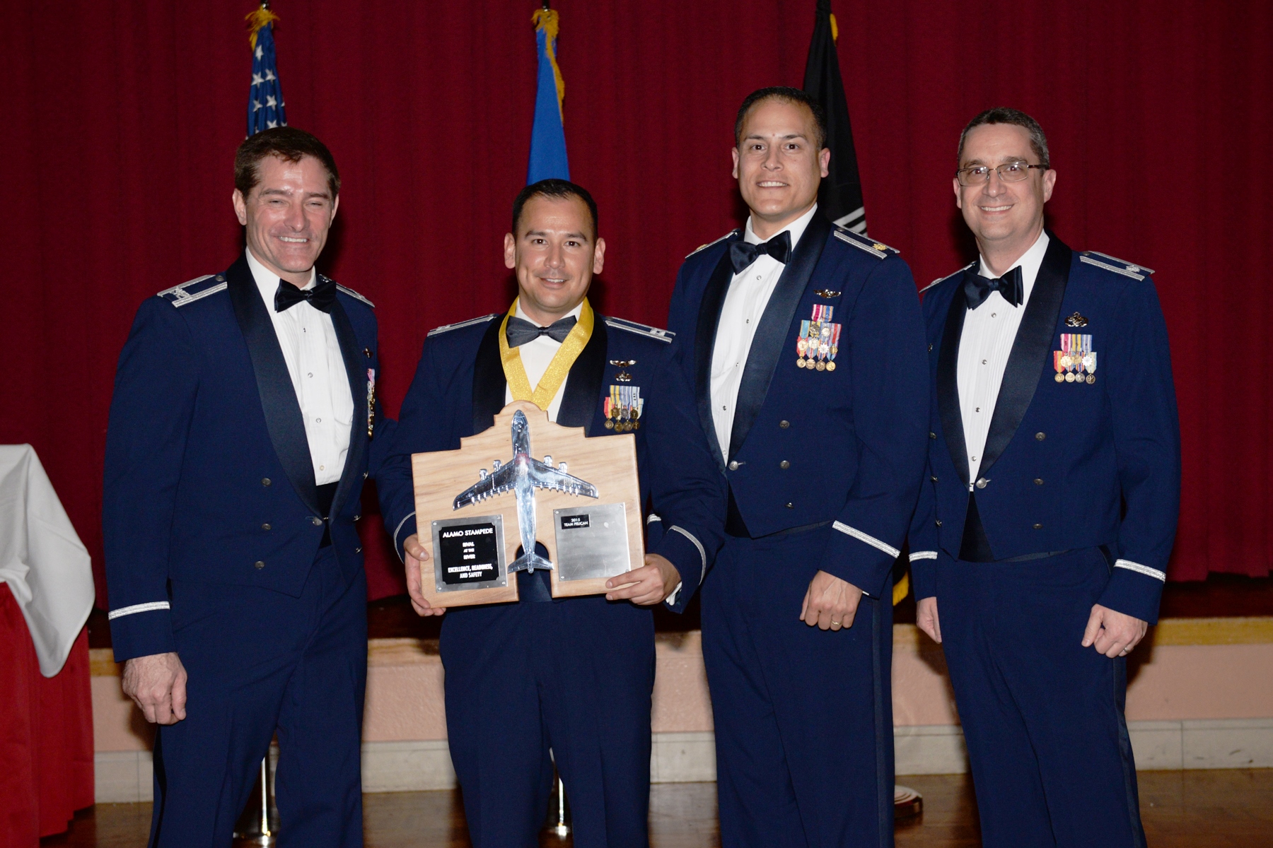 Alamo Wing honors award winners at annual award banquet > 433rd Airlift ...
