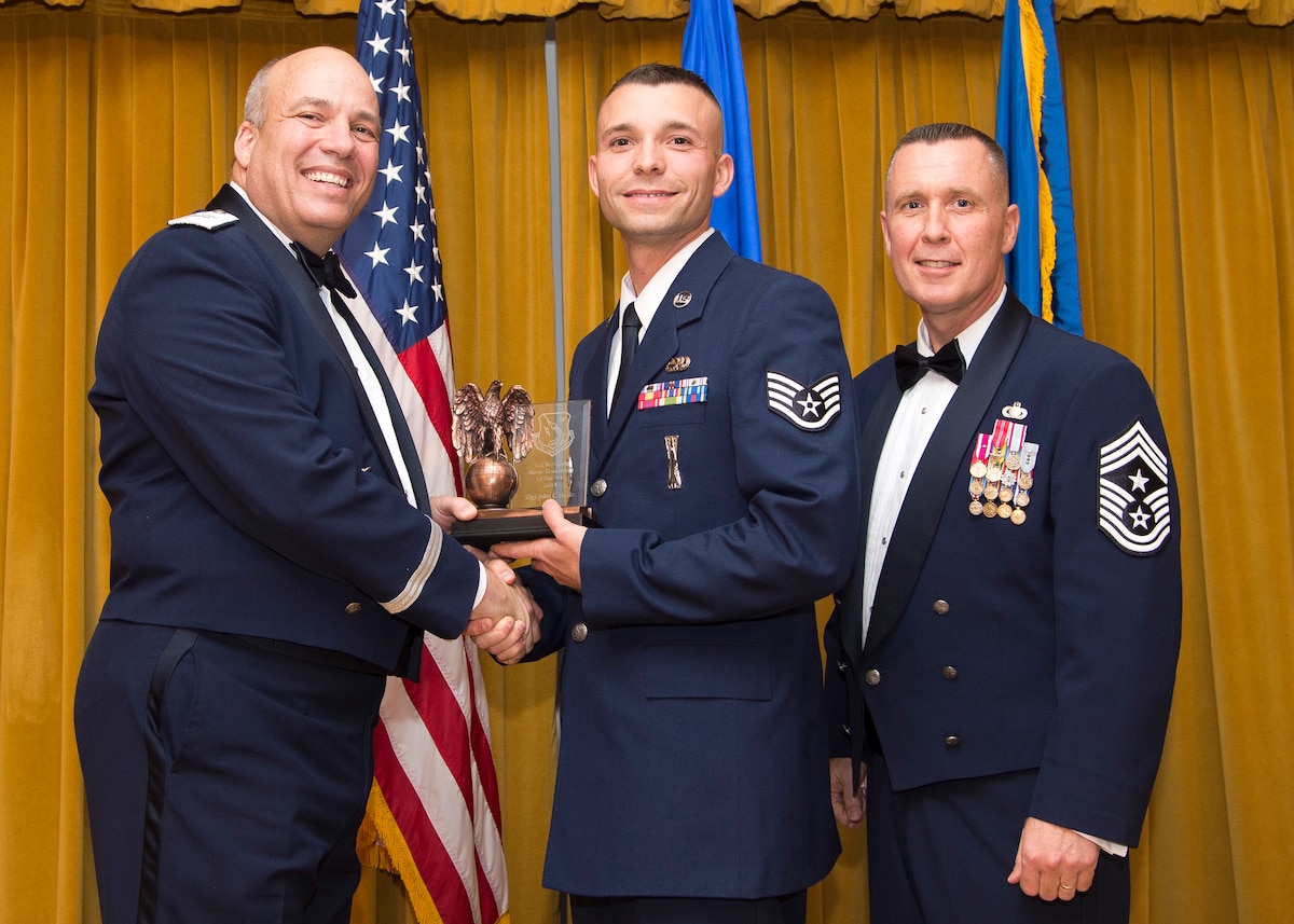 412th TW unveils annual award winners at banquet > Edwards Air Force ...