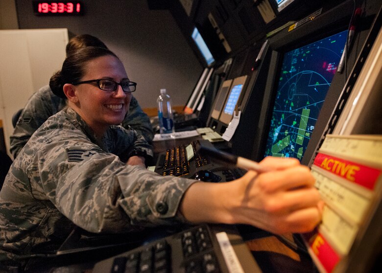 Air traffic controllers keep Eglin airspace safe, separated > Eglin Air ...