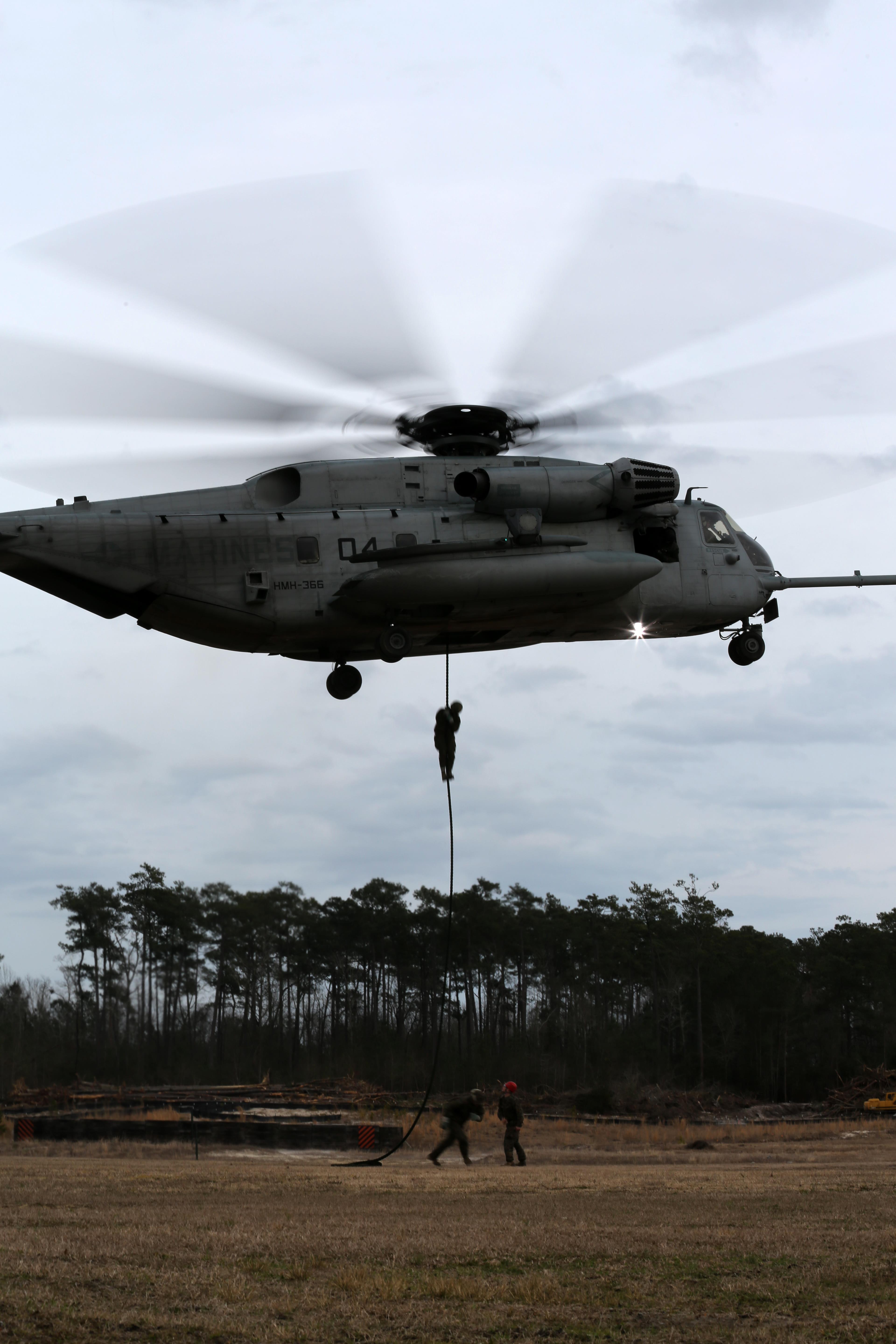 HMH-366 assists fast-rope training
