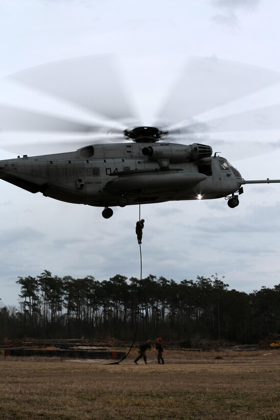 HMH-366 assists fast-rope training