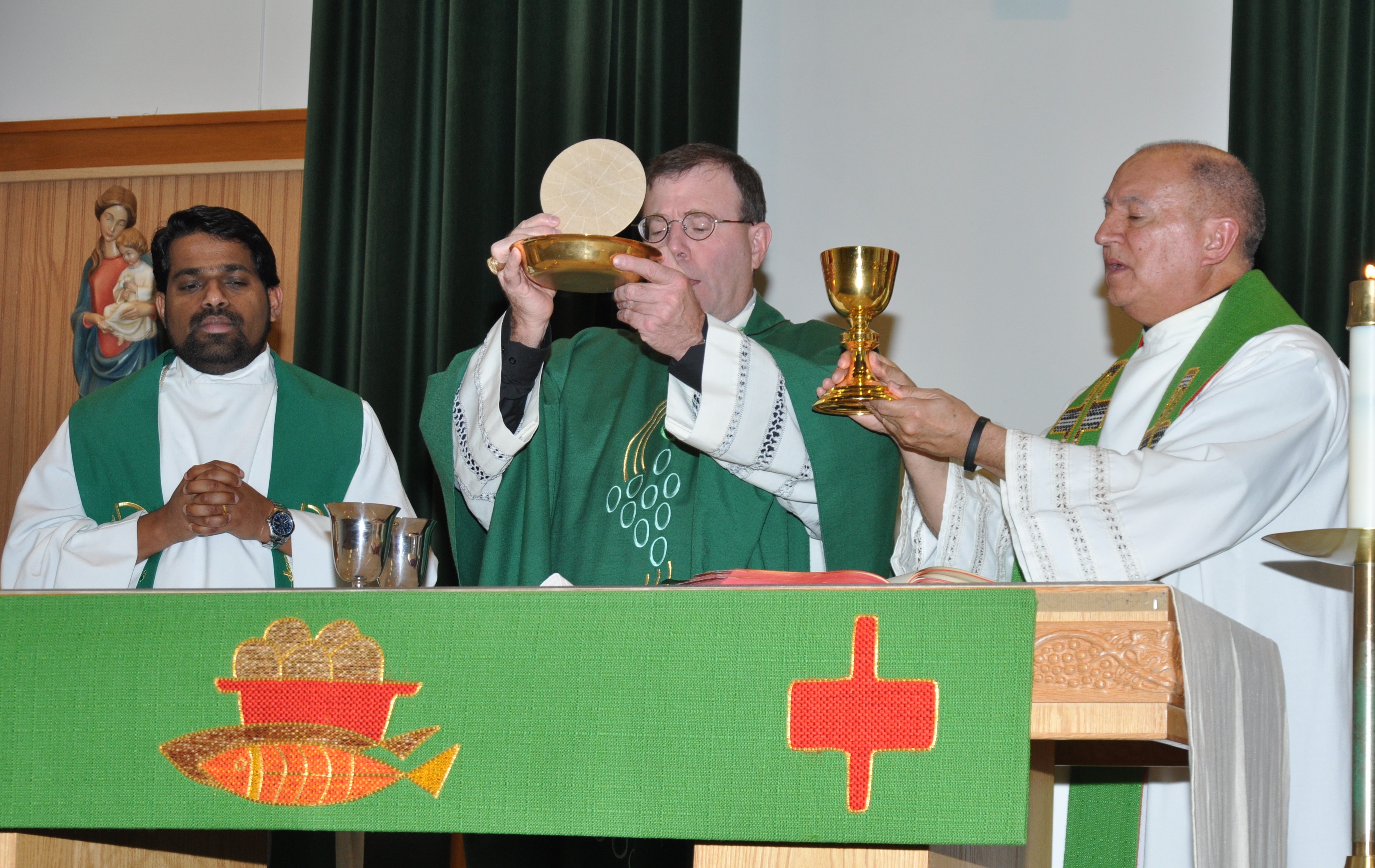 Bishop Buckon celebrates Catholic Mass with base community