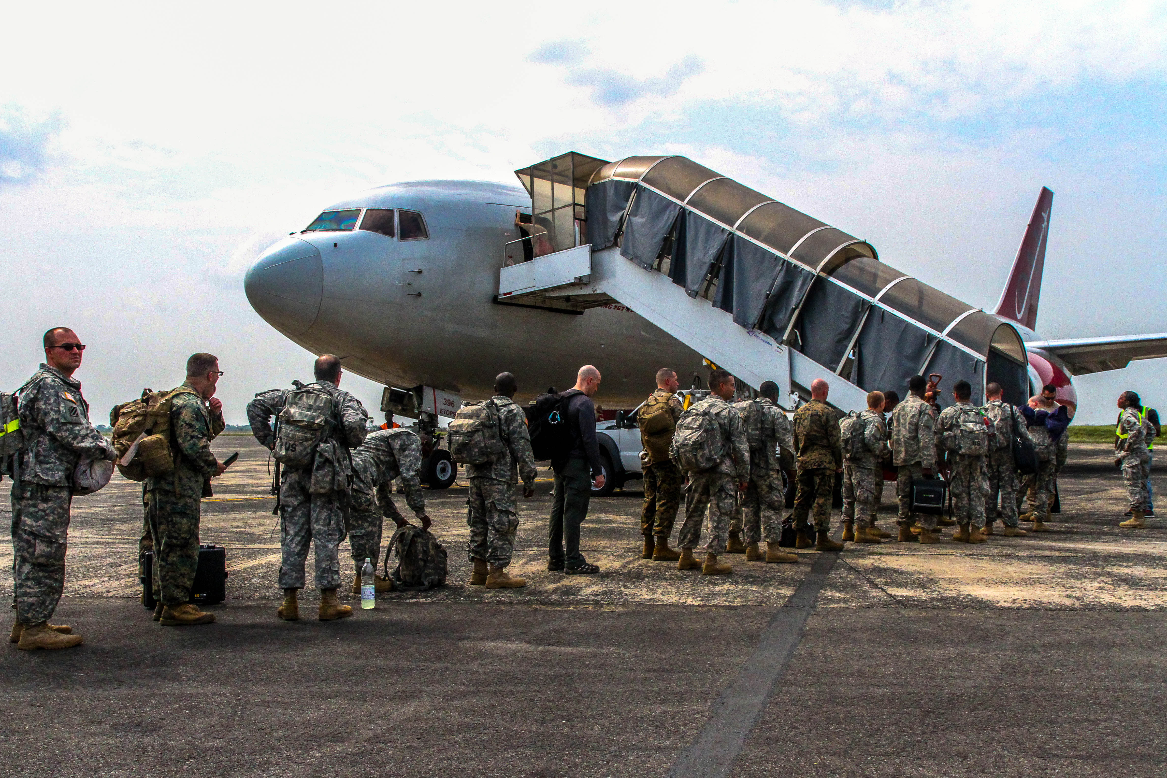 U.S. service members deployed in support of Operation United Assistance ...
