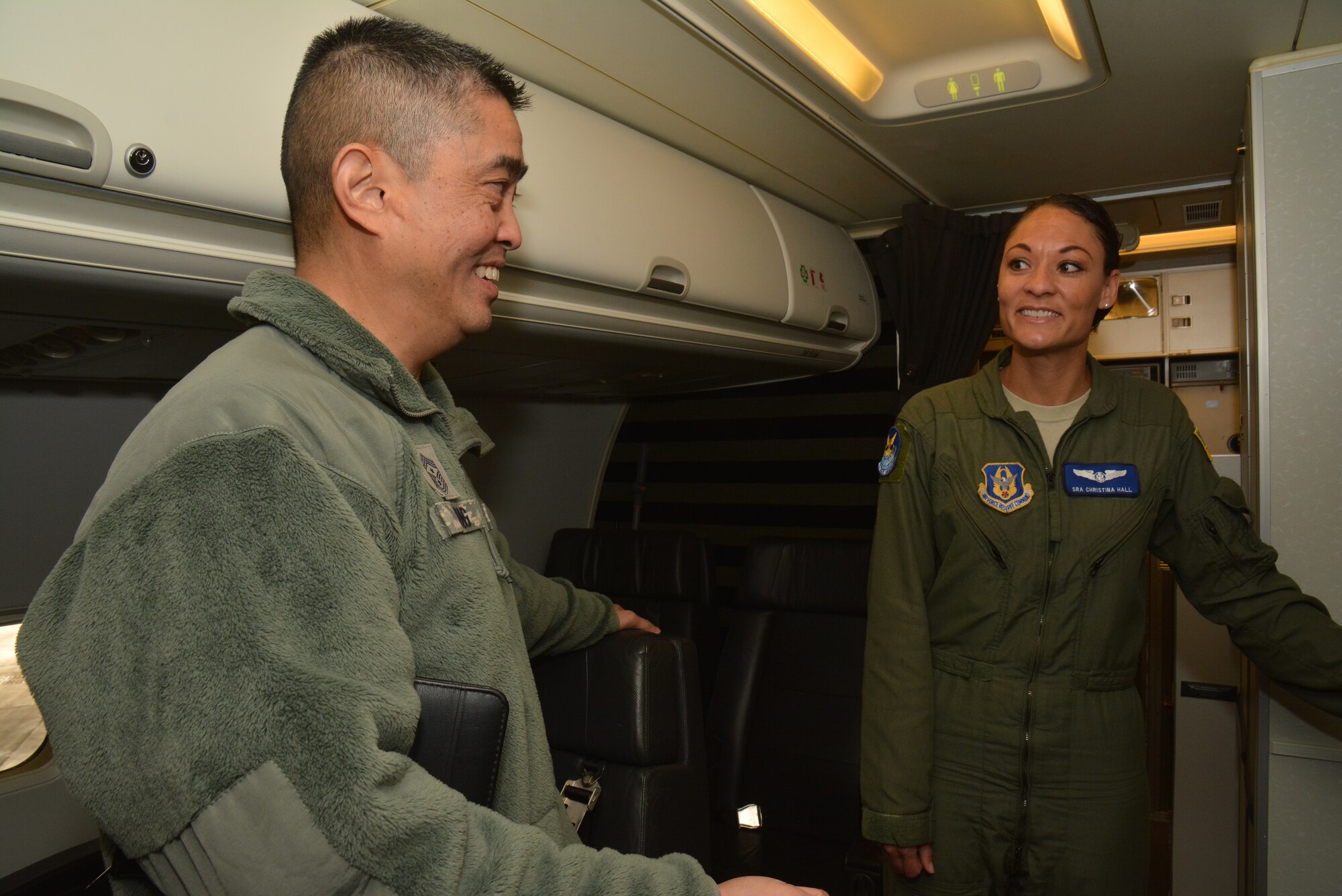 Command Chief visits aircraft > 932nd Airlift Wing > Article Display