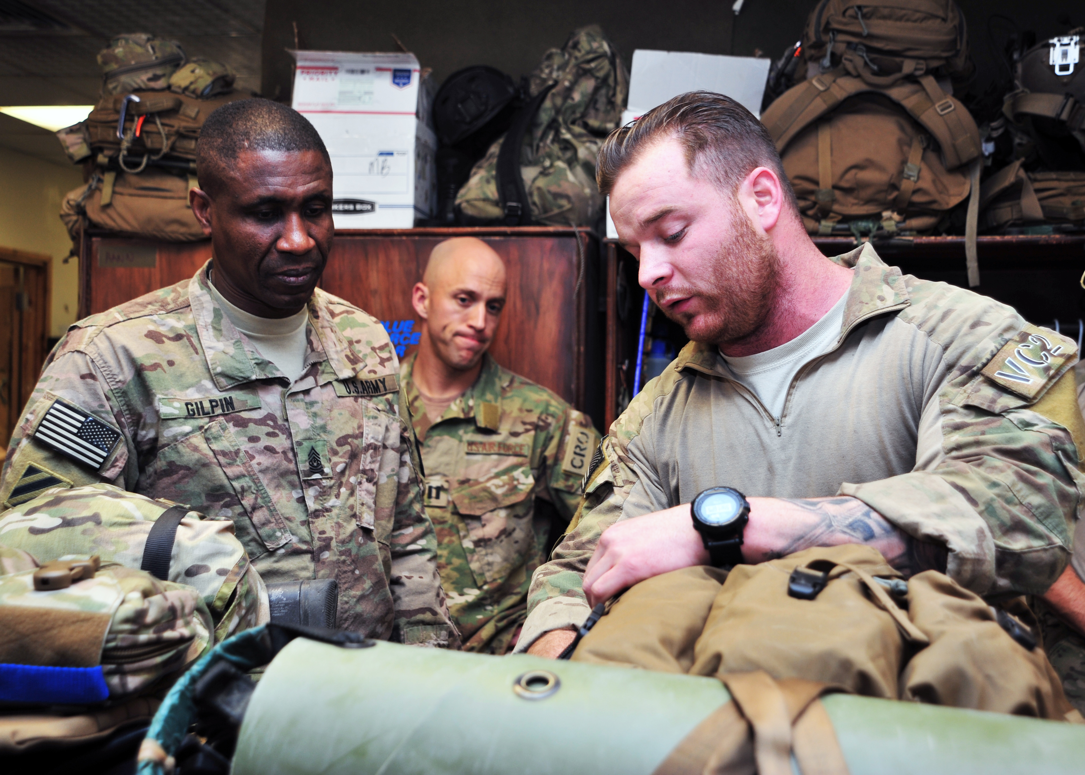 Army CSM tours 455 AEW