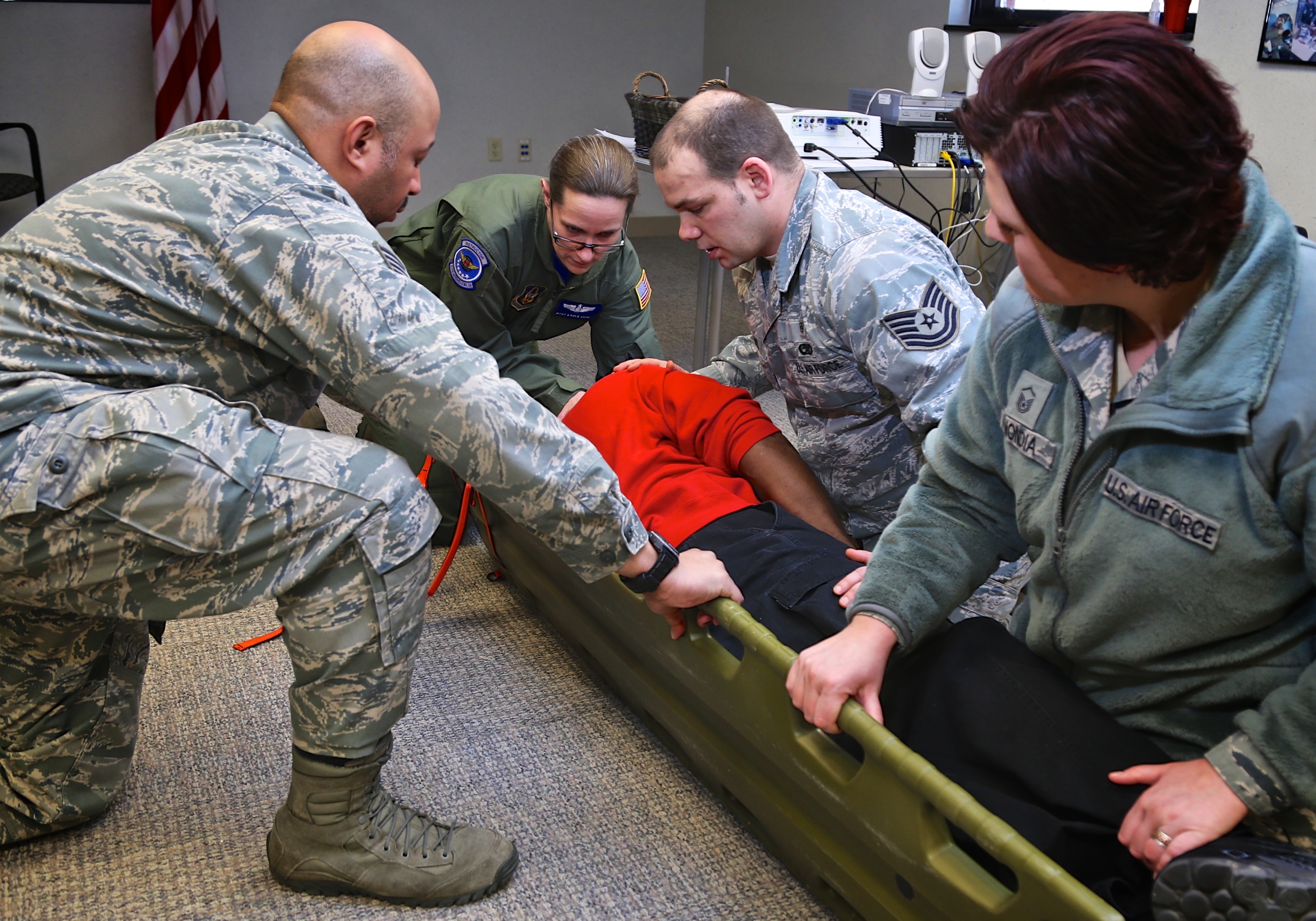 932nd AES trains on emergency refresher course > 932nd Airlift Wing ...
