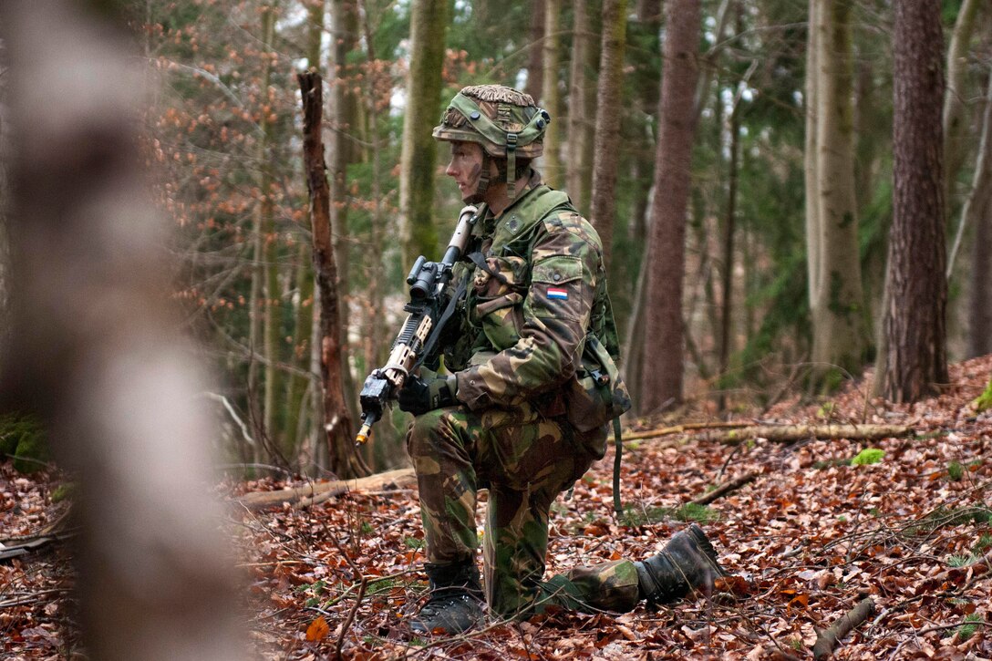 Dutch army soldier Brian Schoemaker pulls rear guard for other soldiers ...