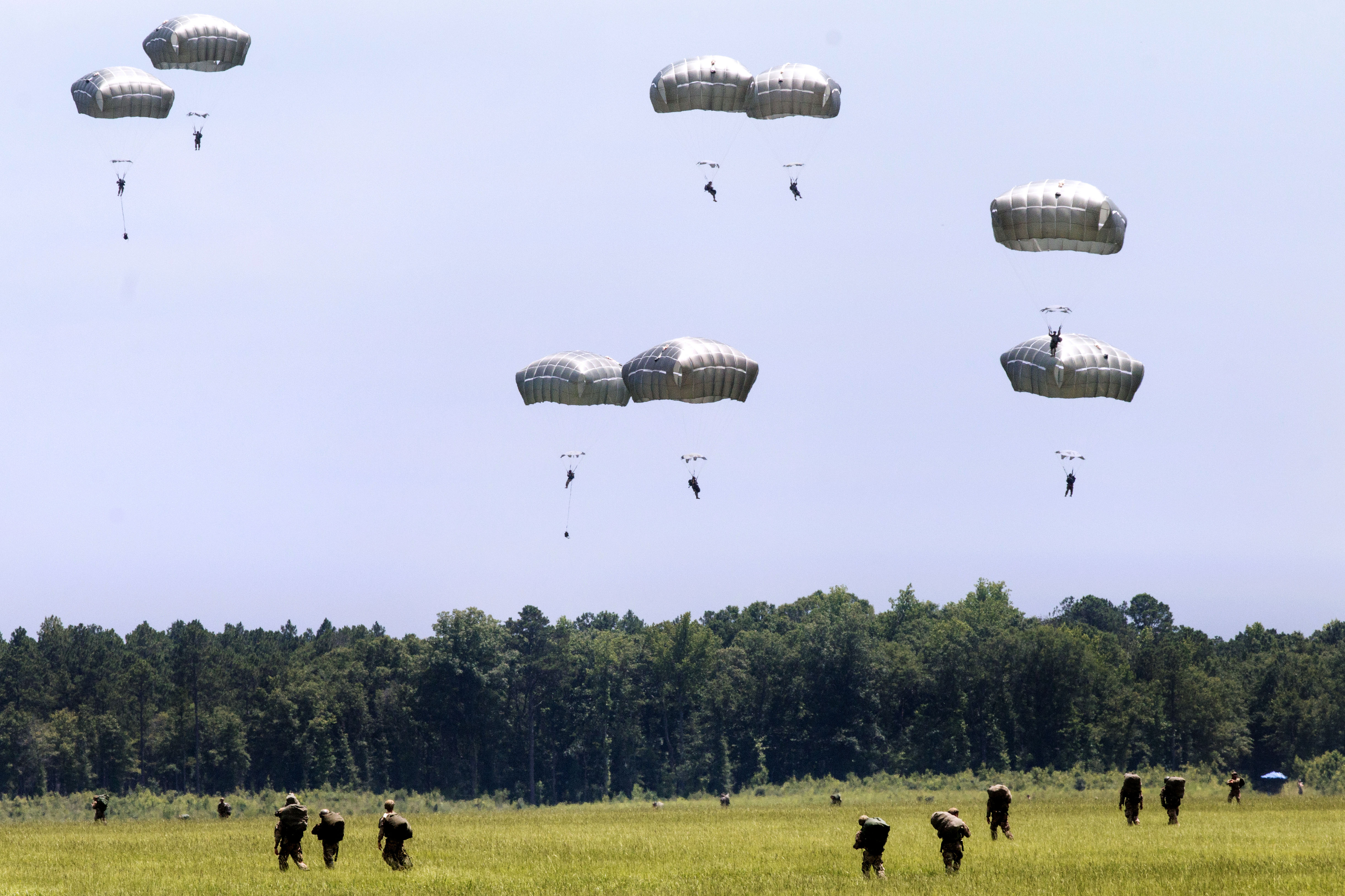 Army Rangers descend to the ground during military free-fall operations ...