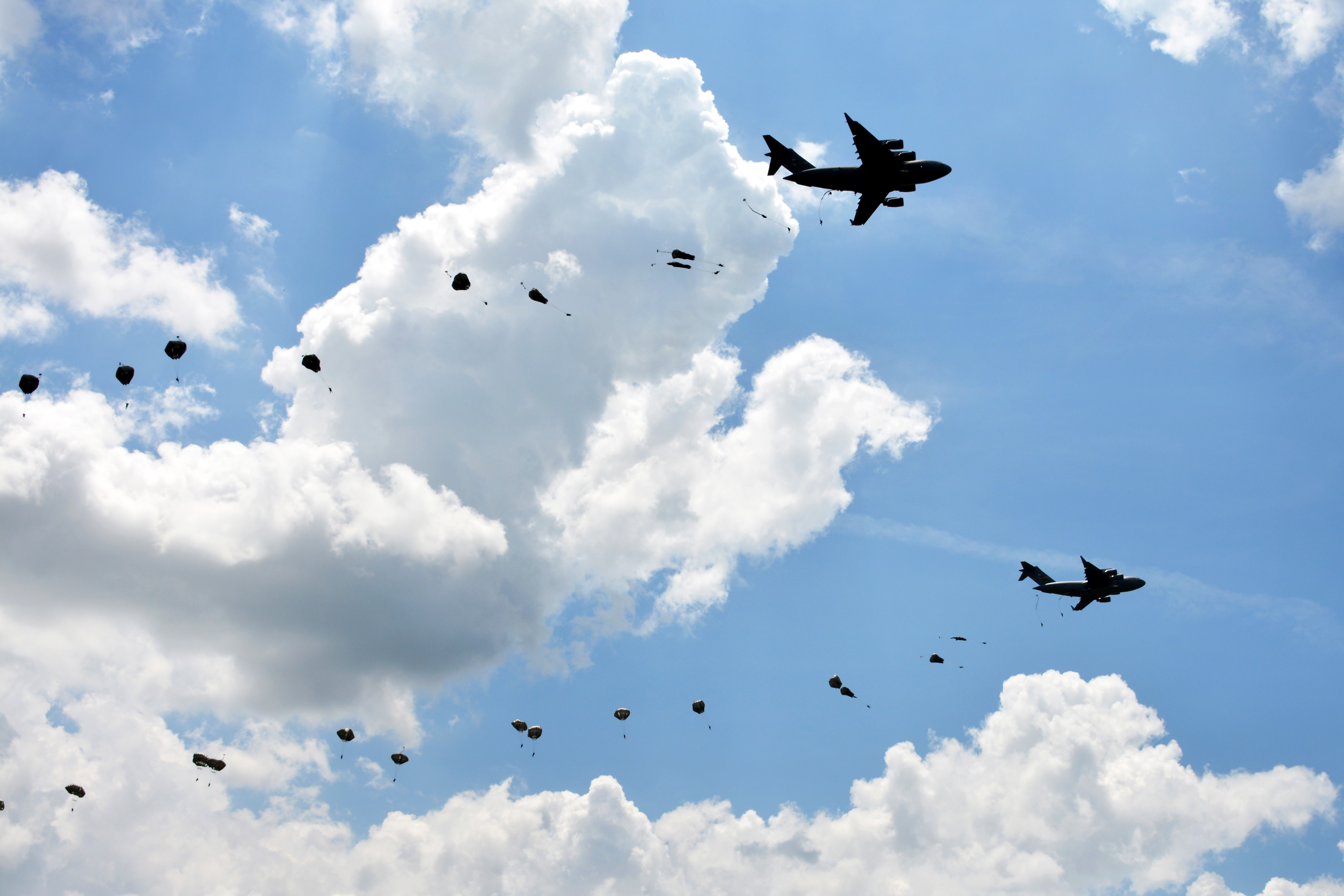 Army Rangers jump from C-17 aircraft during military free-fall ...
