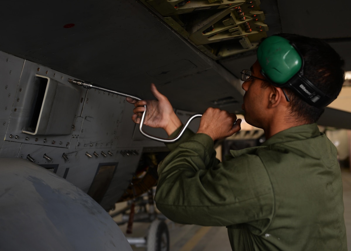 F-16 Maintainers conducts phase inspection; keep jets ready for flight ...