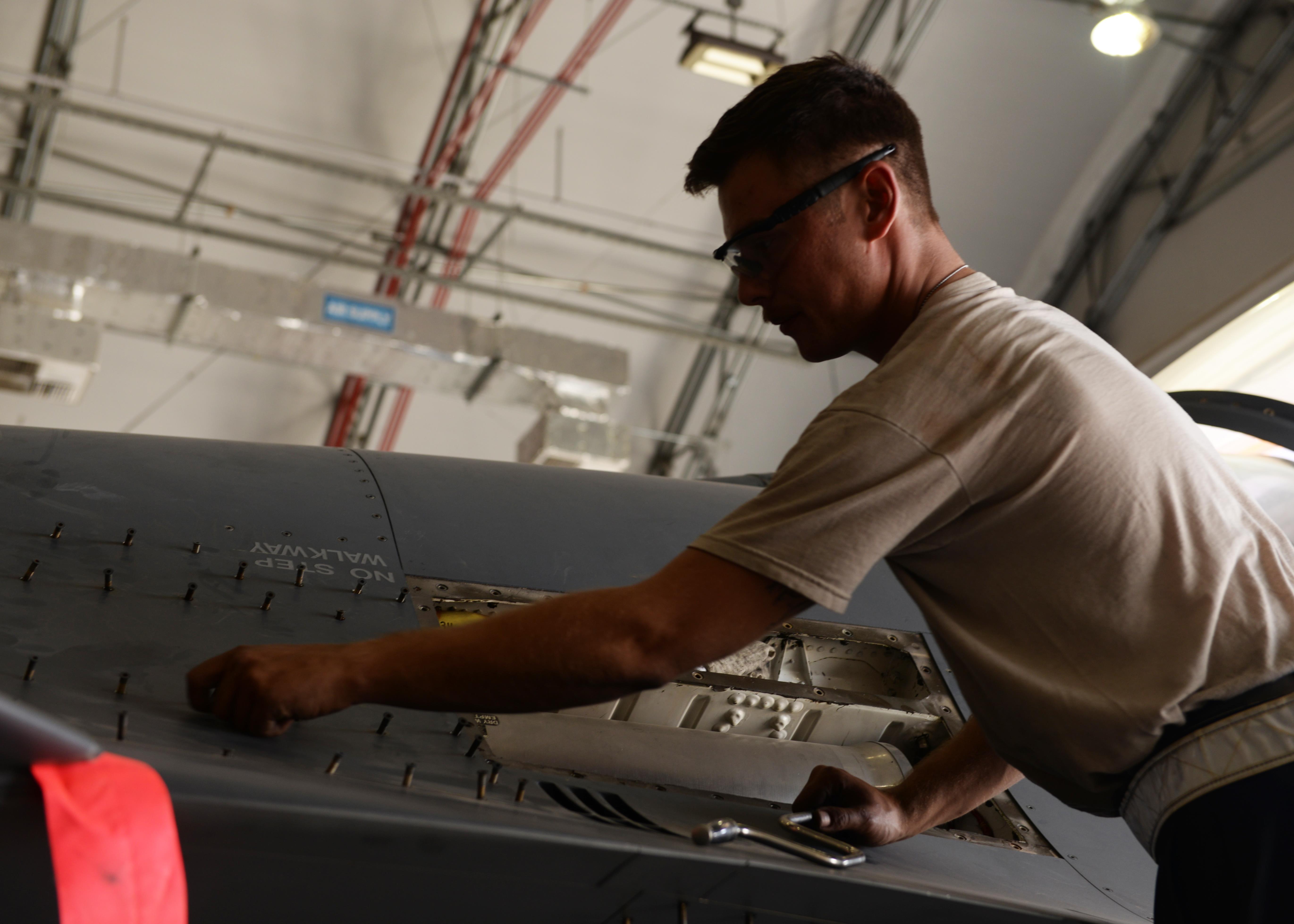 F-16 Maintainers conducts phase inspection; keep jets ready for flight ...