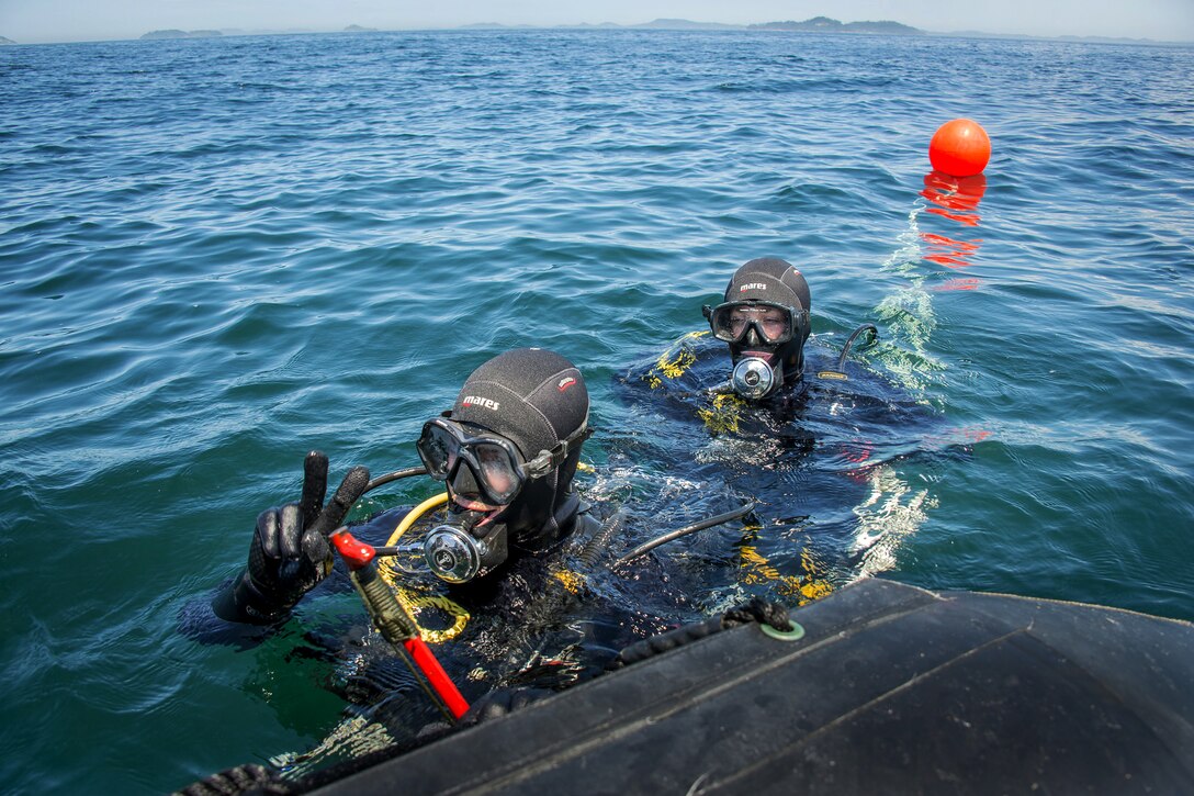 U.S. Army divers survey sea channels during preparations for exercise ...