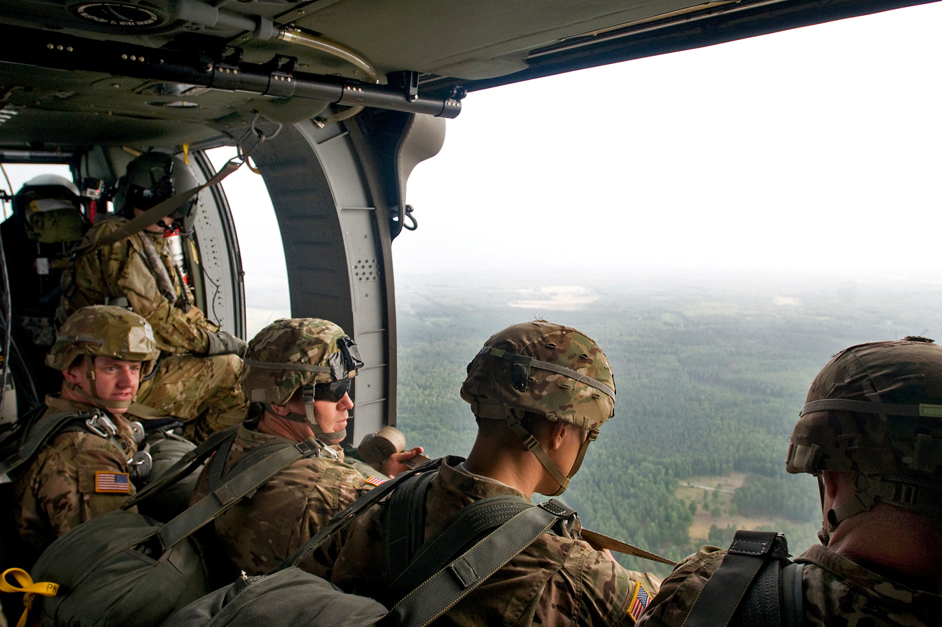 U.S. and Lithuanian Land Forces paratroopers aboard a UH-60M Black Hawk ...