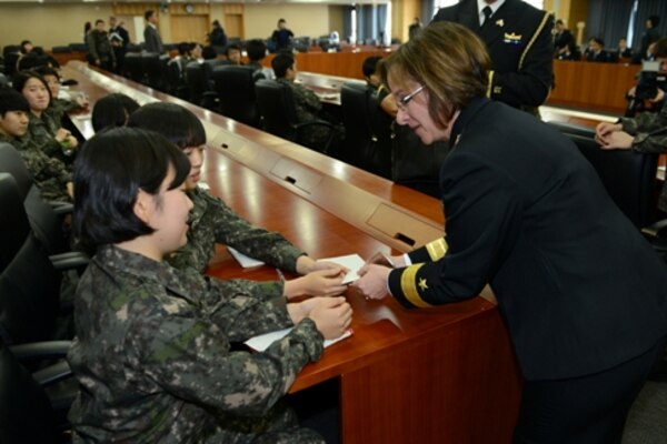 Admiral mentors Korean female ROTC unit > United States Forces Korea > News