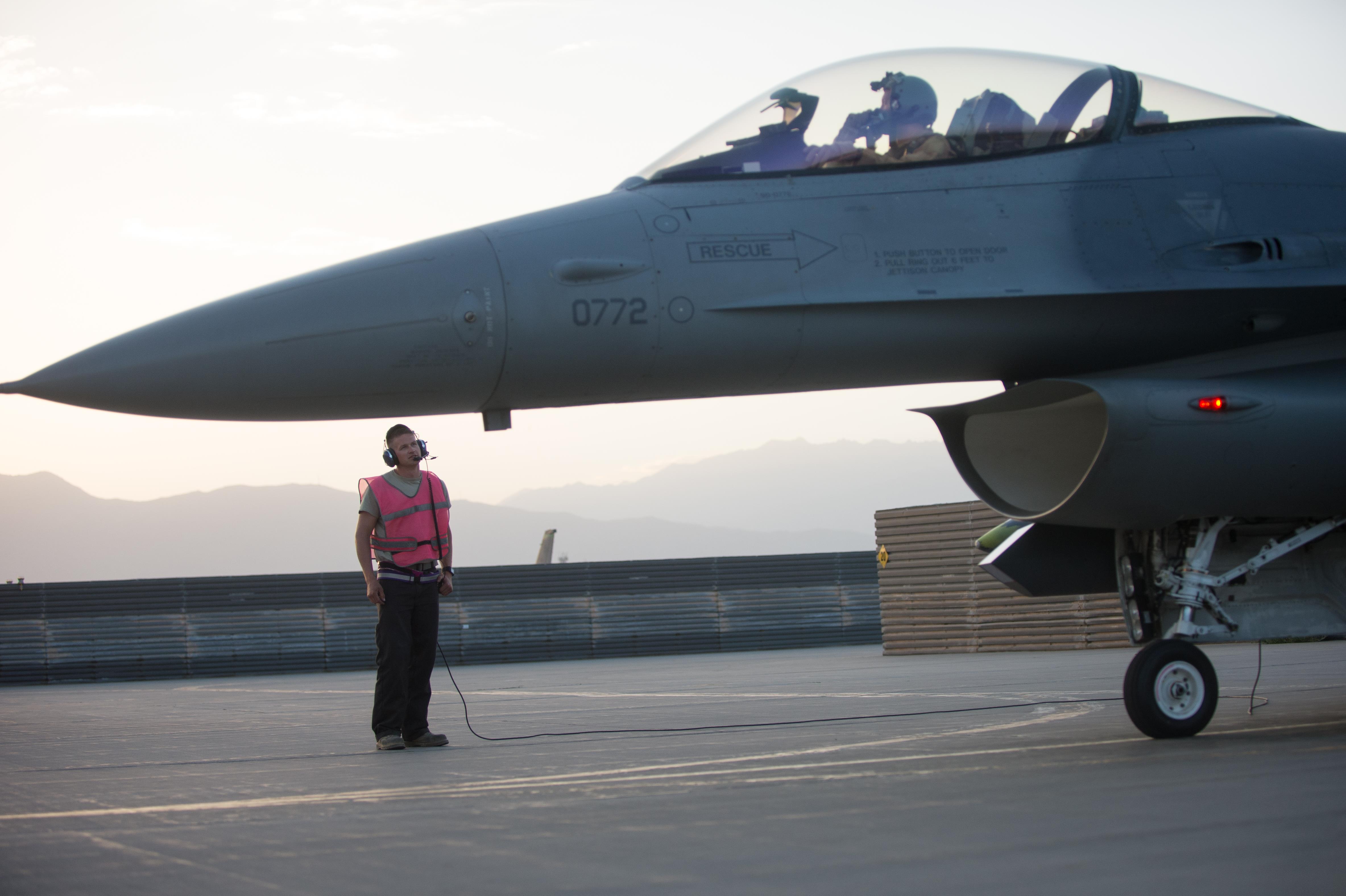 “Viper” weapon loaders on the line > U.S. Air Forces Central > Display