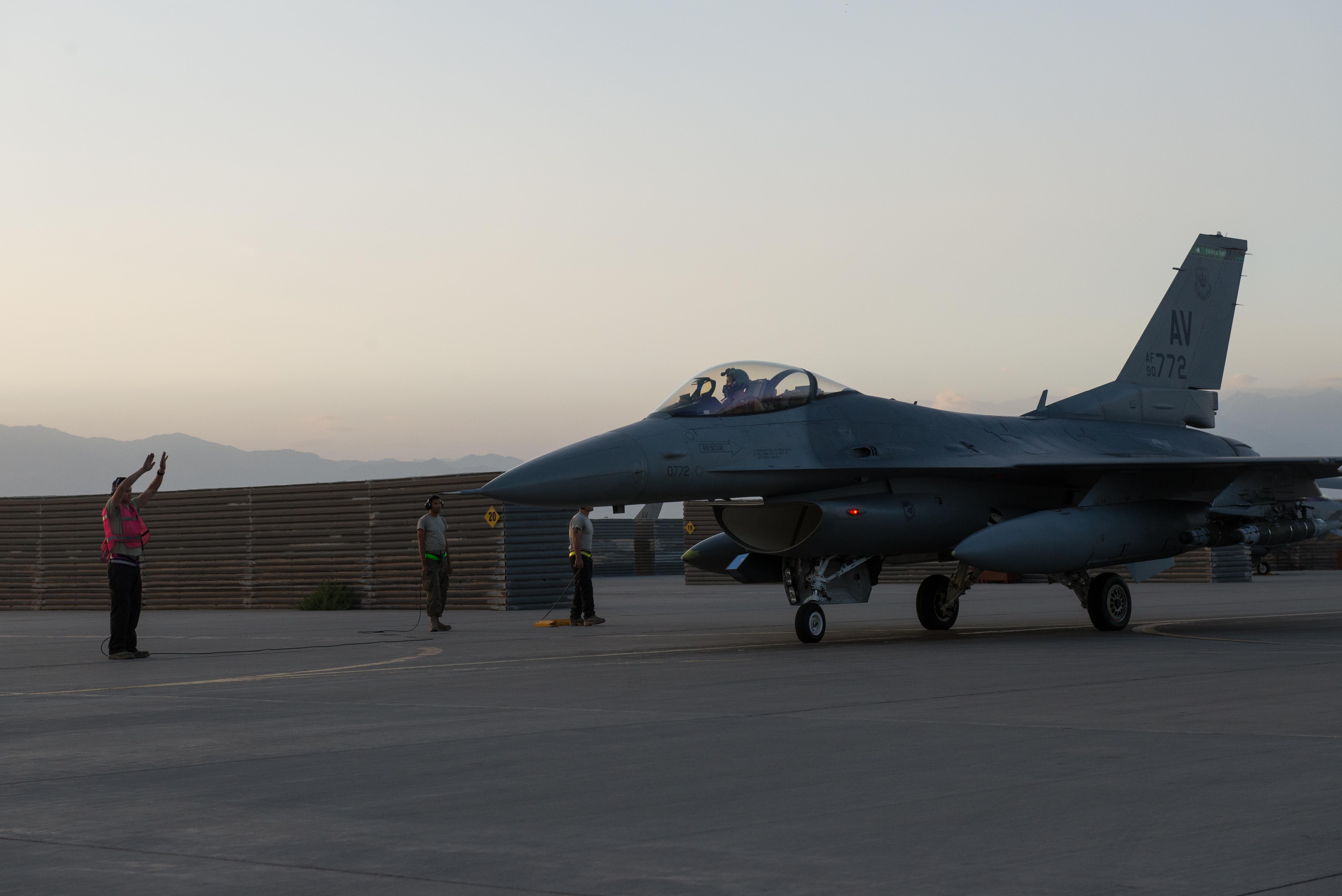 “Viper” weapon loaders on the line > U.S. Air Forces Central > Display