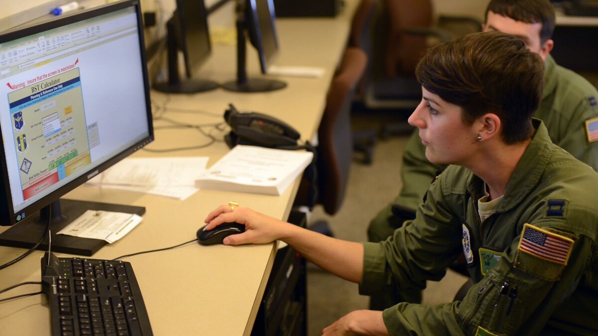 Wildlife Biologist helps keep airfield and pilots safe > Little Rock ...
