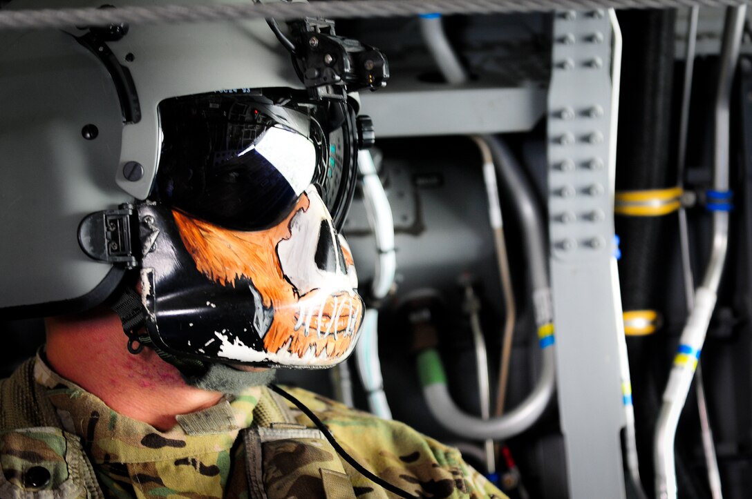 A CH-47 crew chief mechanic assigned to the 82nd Combat Aviation ...