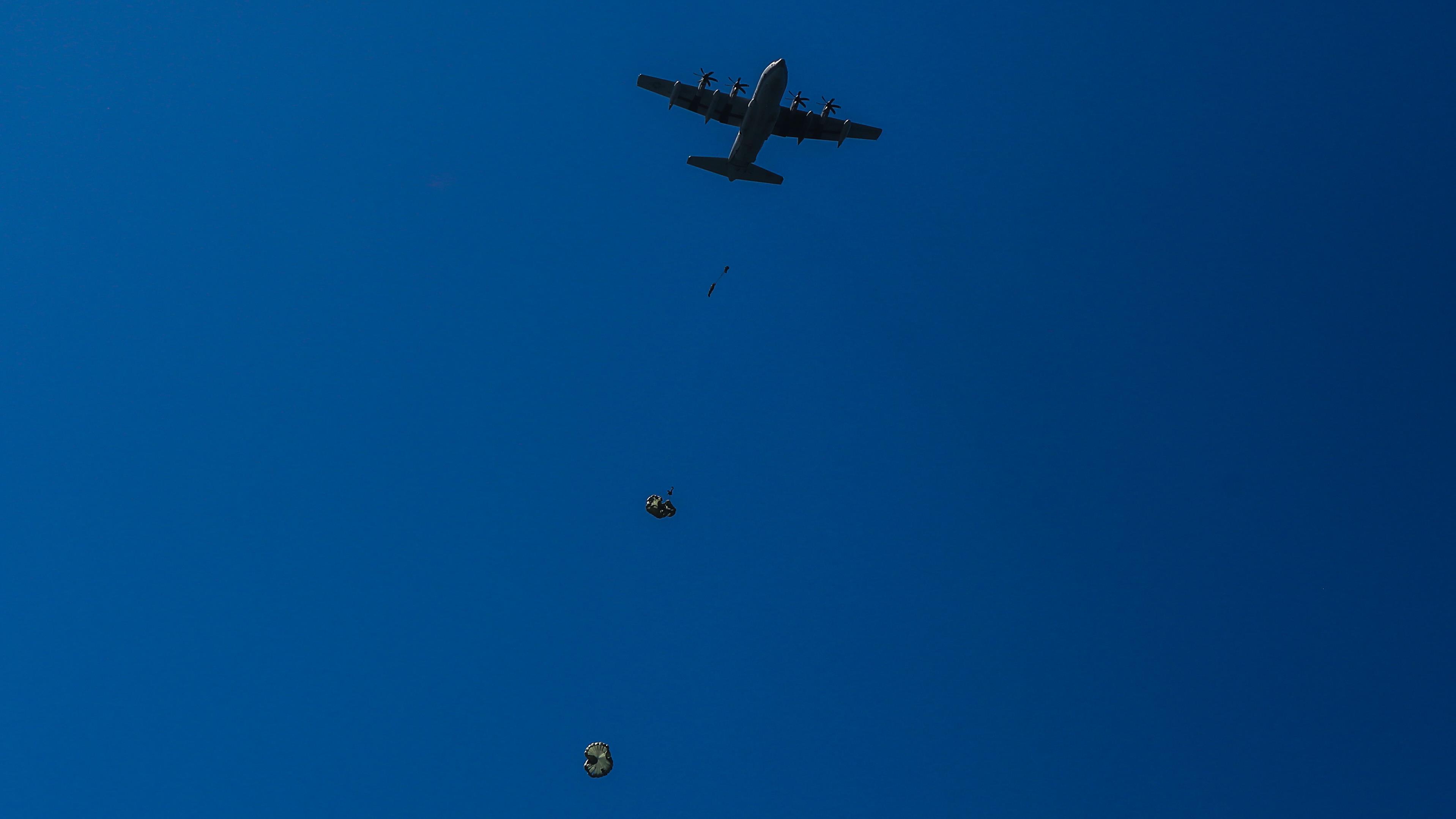 1st Recon conducts static line into the ocean