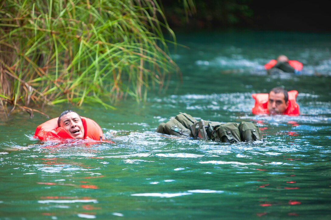 Members of the Costa Rican special intervention unit compete in the ...