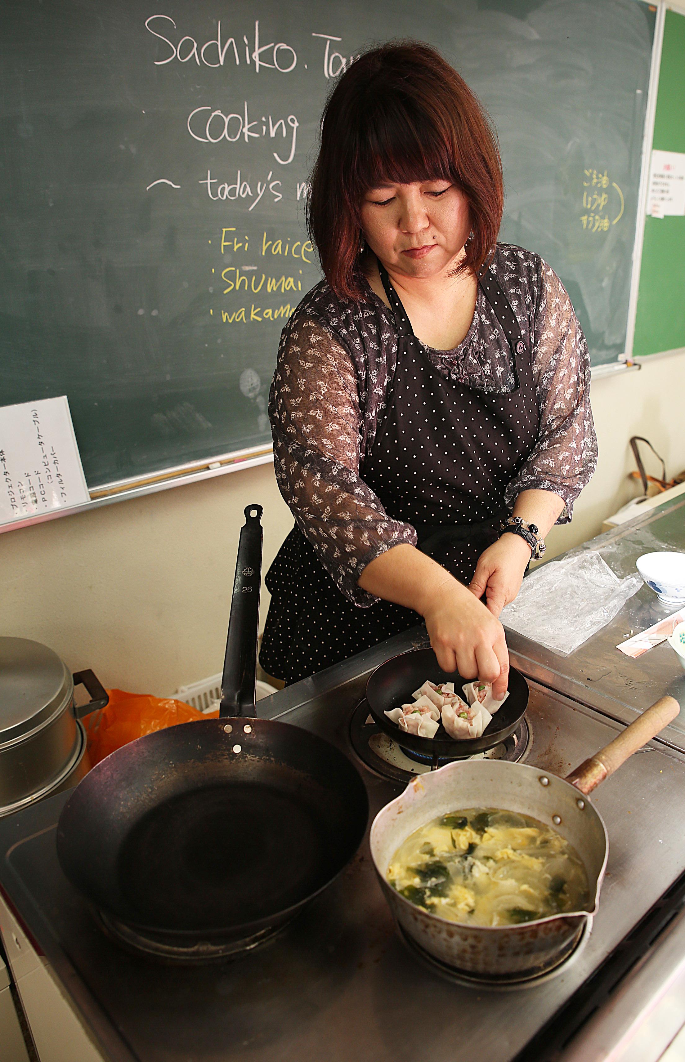 Station residents learn to cook Oriental dishes