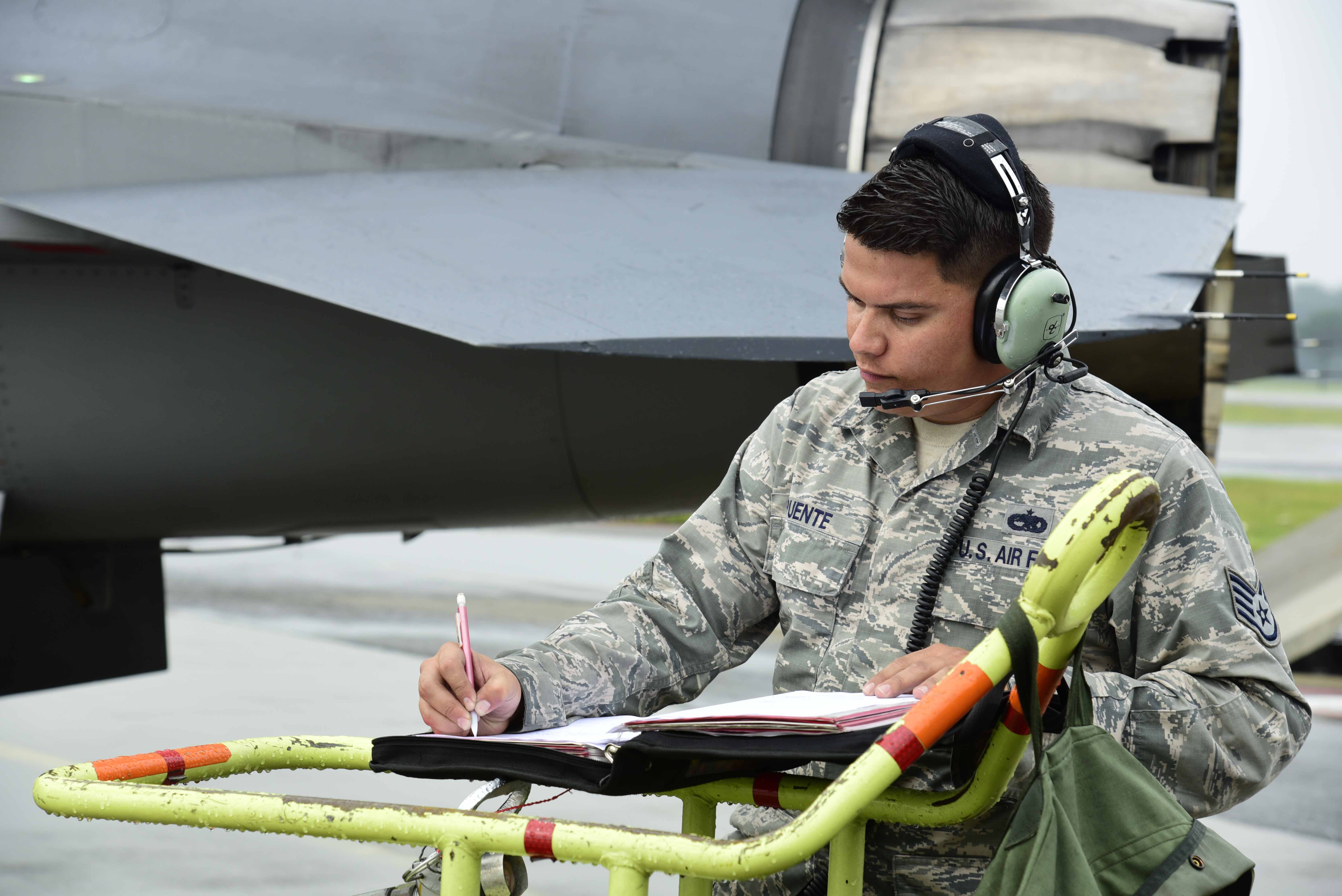 Misawa crew chiefs work into the night > Misawa Air Base > Article Display