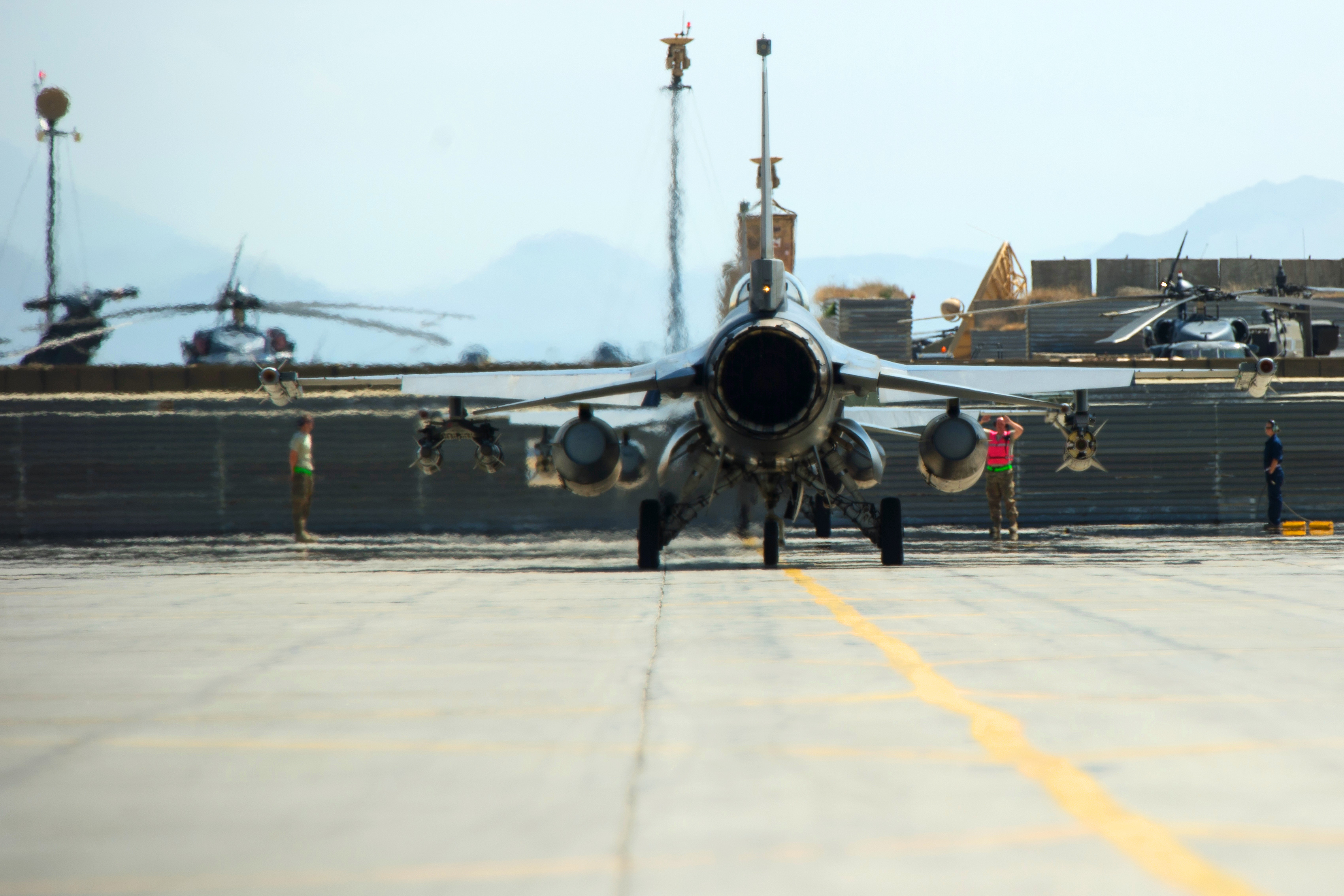 A U.S. Air Force F-16 Fighting Falcon prepares to park on Bagram ...