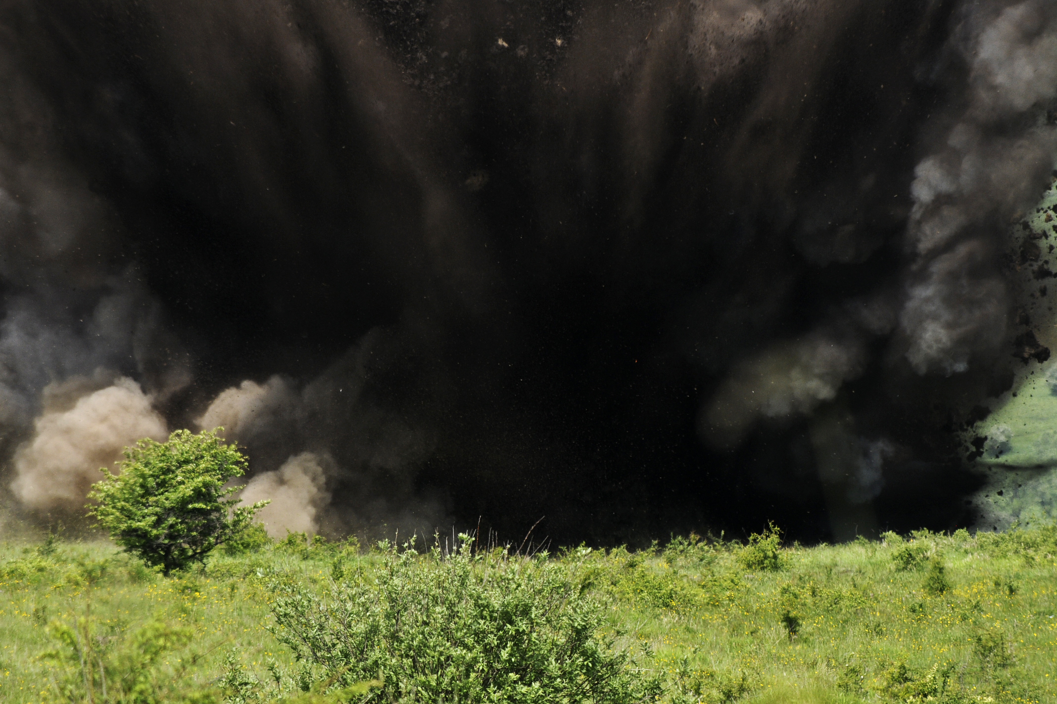 U.S., British and Romanian soldiers detonate 40-pound crater charges ...