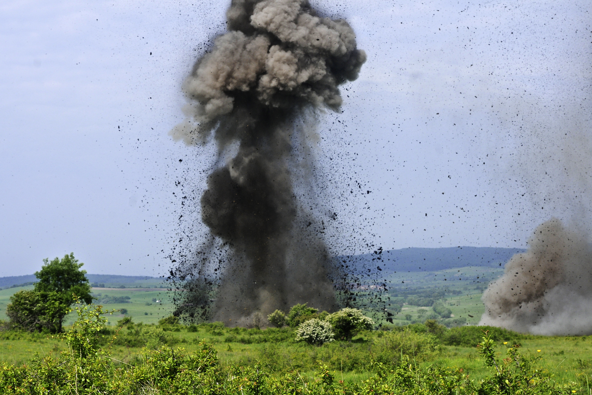 U.S., British and Romanian soldiers detonate 40-pound crater charges ...