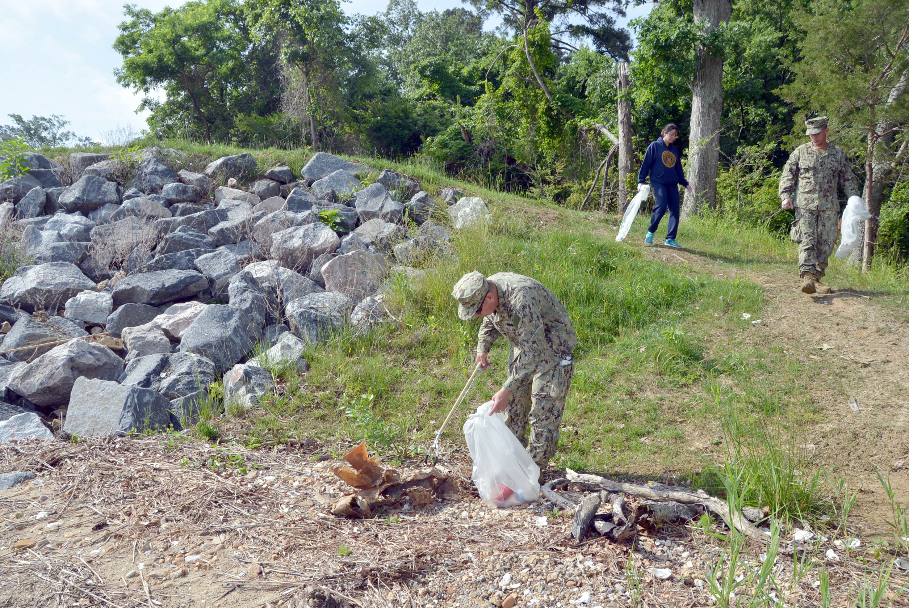NWS Yorktown Sailors Help Clean the Bay > United States Navy > display ...