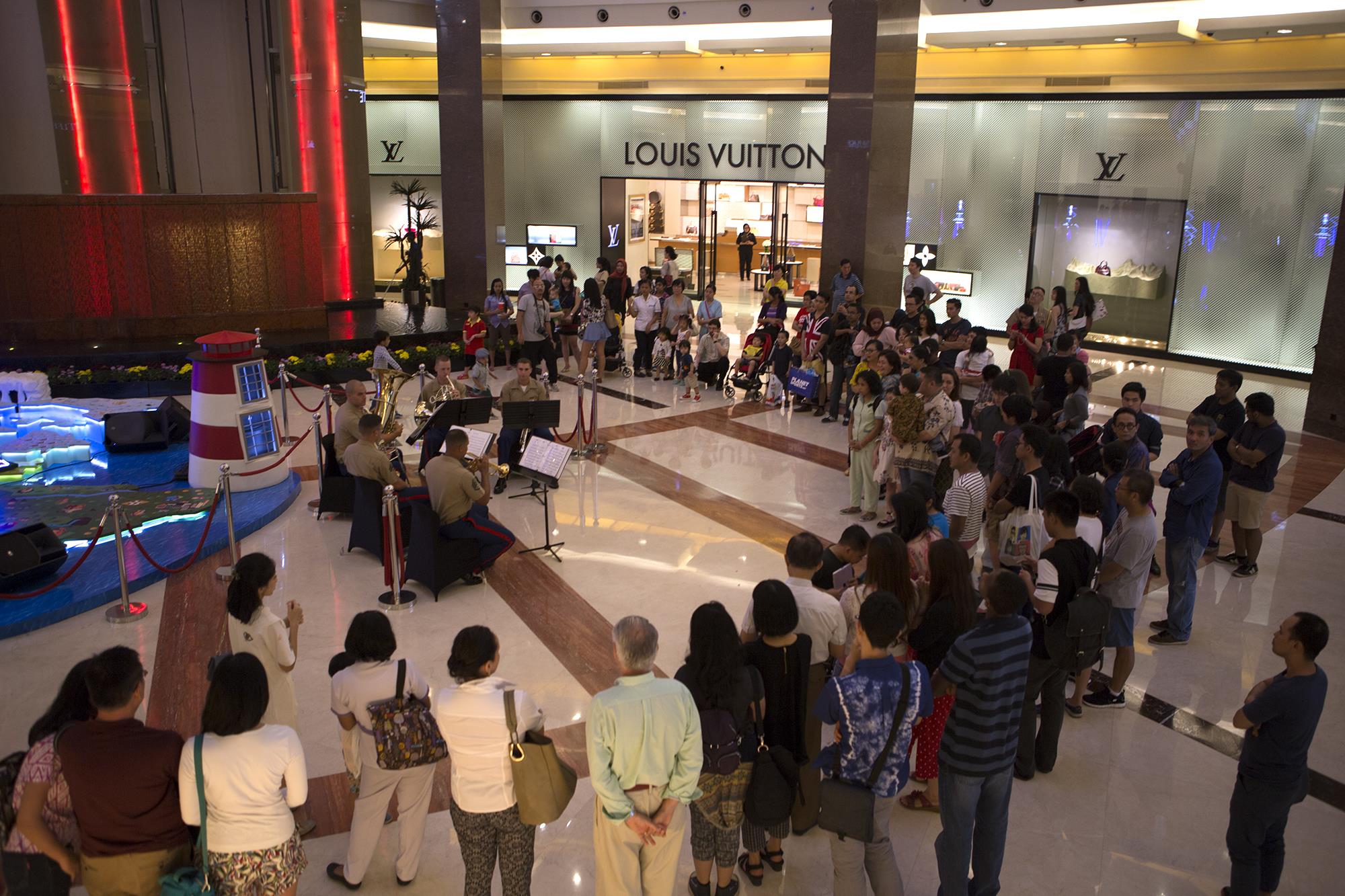 MARFORPAC Band performs at the Pacific Palace Mall