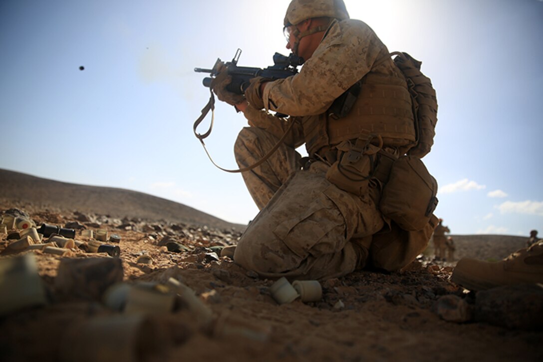 US Marines, Sailors let grenades fly in the Jordanian desert