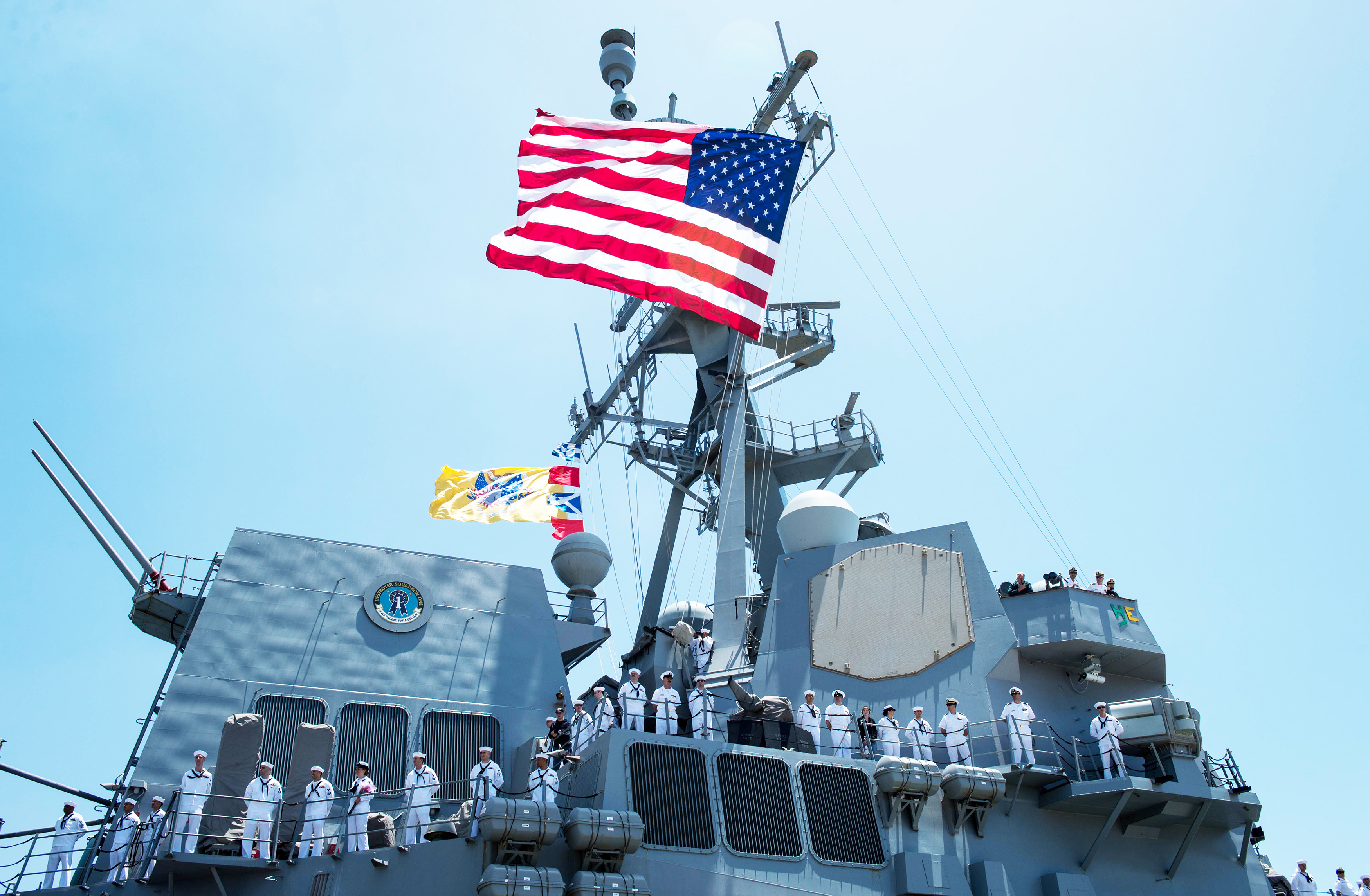 Sailors man the rails aboard the USS Gridley as it returns to San Diego ...