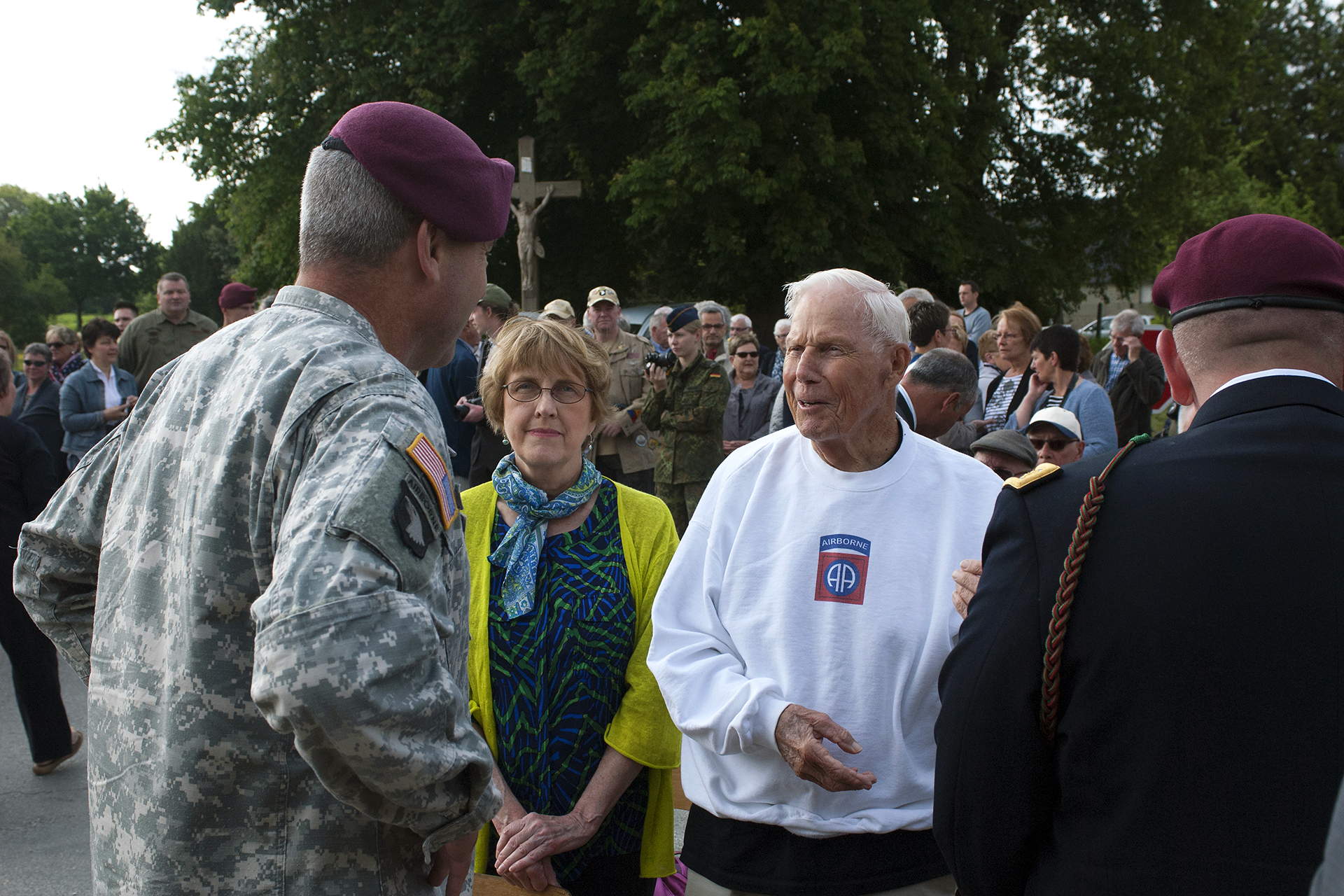 U.S. Army veteran Sgt. 1st Class Richard Yates, center right, of the ...