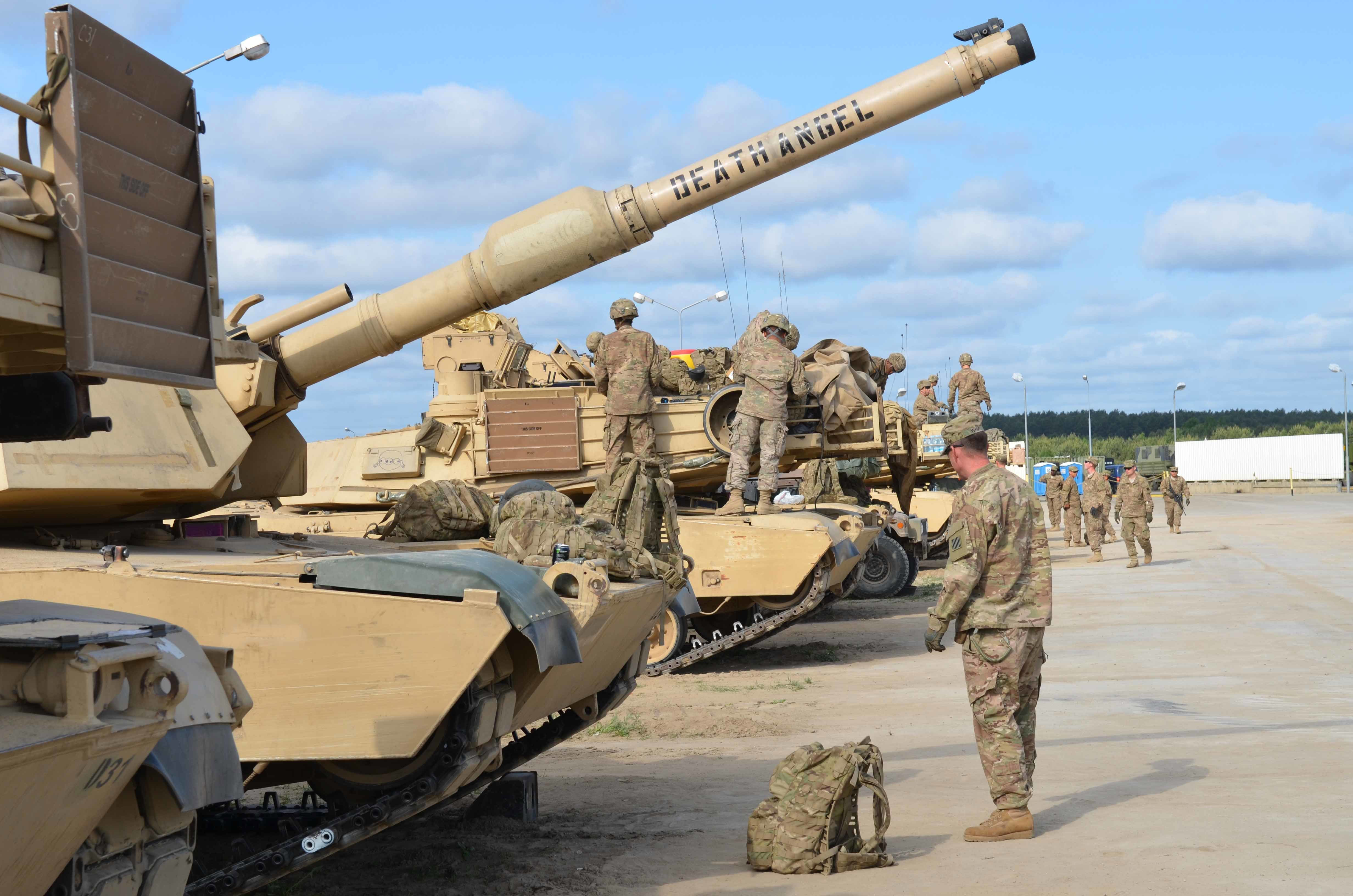 U.S. Army soldiers perform maintenance on an M1A2 Abrams main battle ...