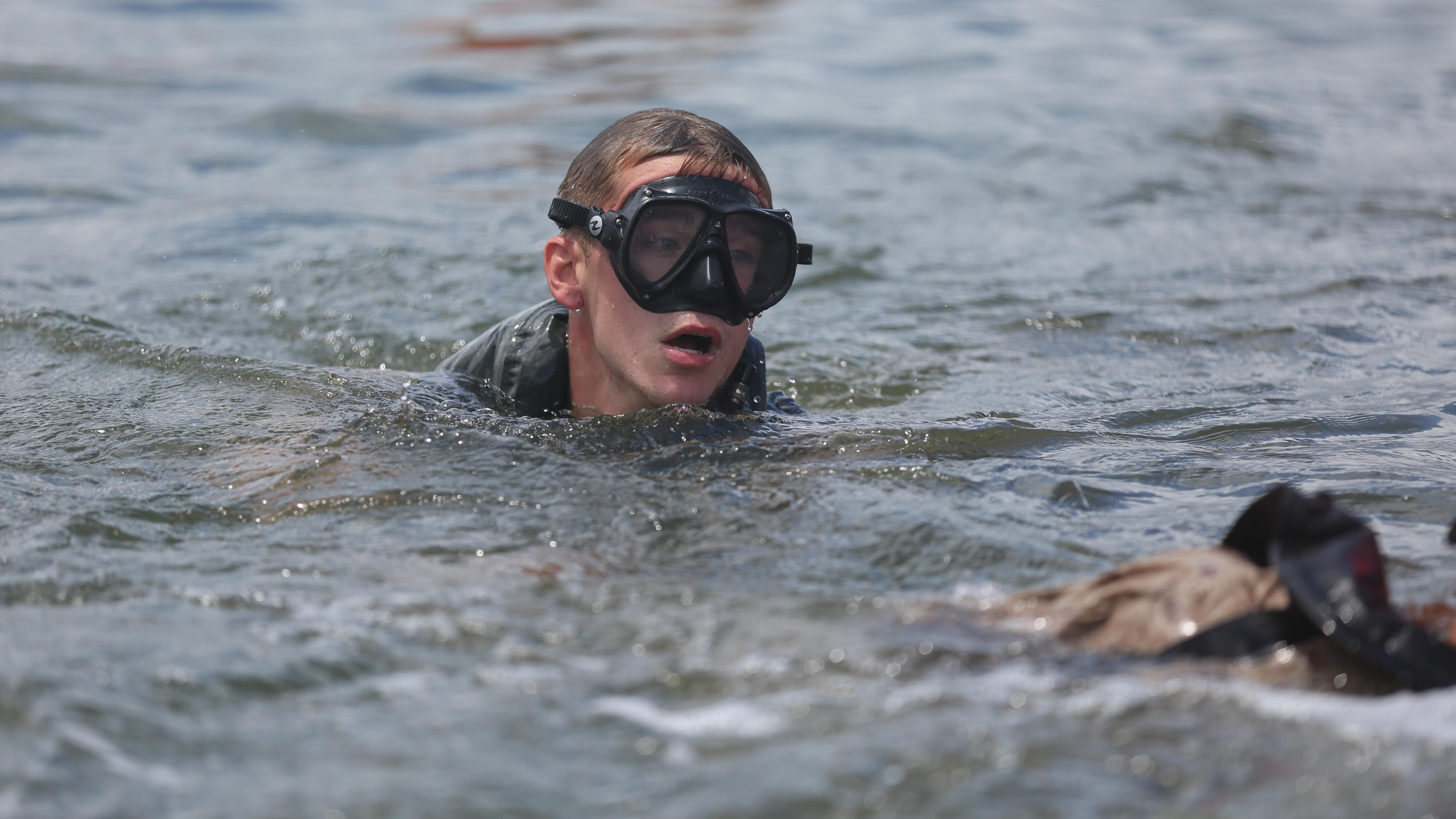 Recon Marines conduct pre-dive training