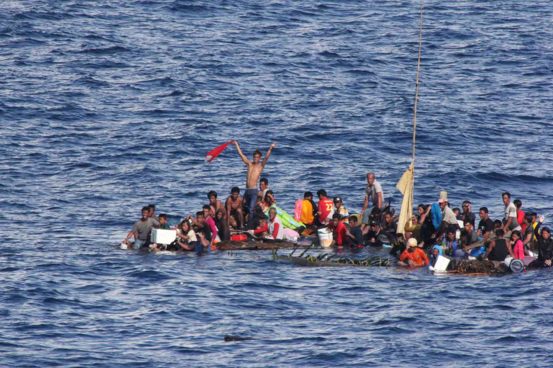 USS Rushmore Aids 65 People at Sea Near Indonesia > United States Navy ...