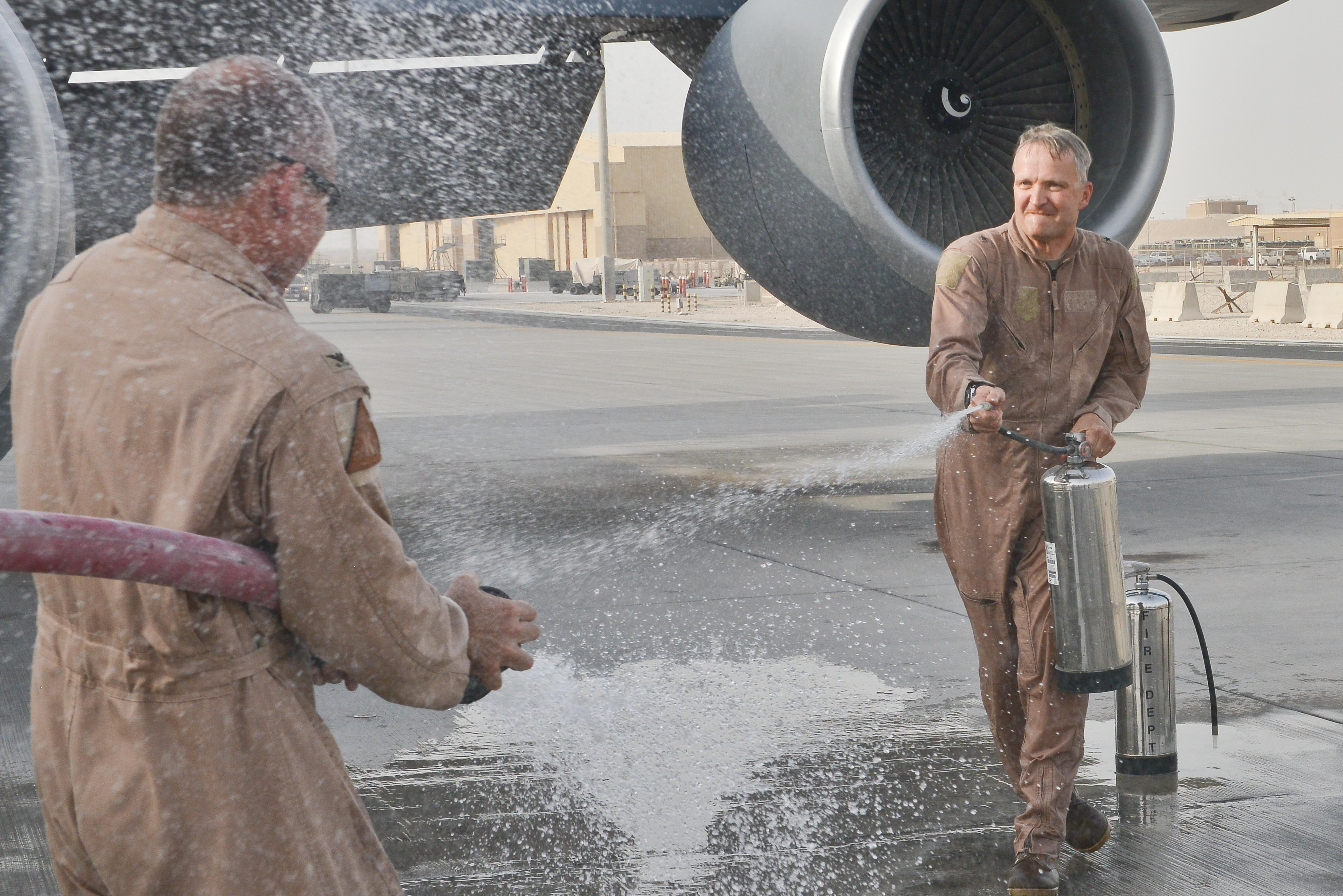 Fini flight for 379th AEW commander makes a splash > U.S. Air Forces ...