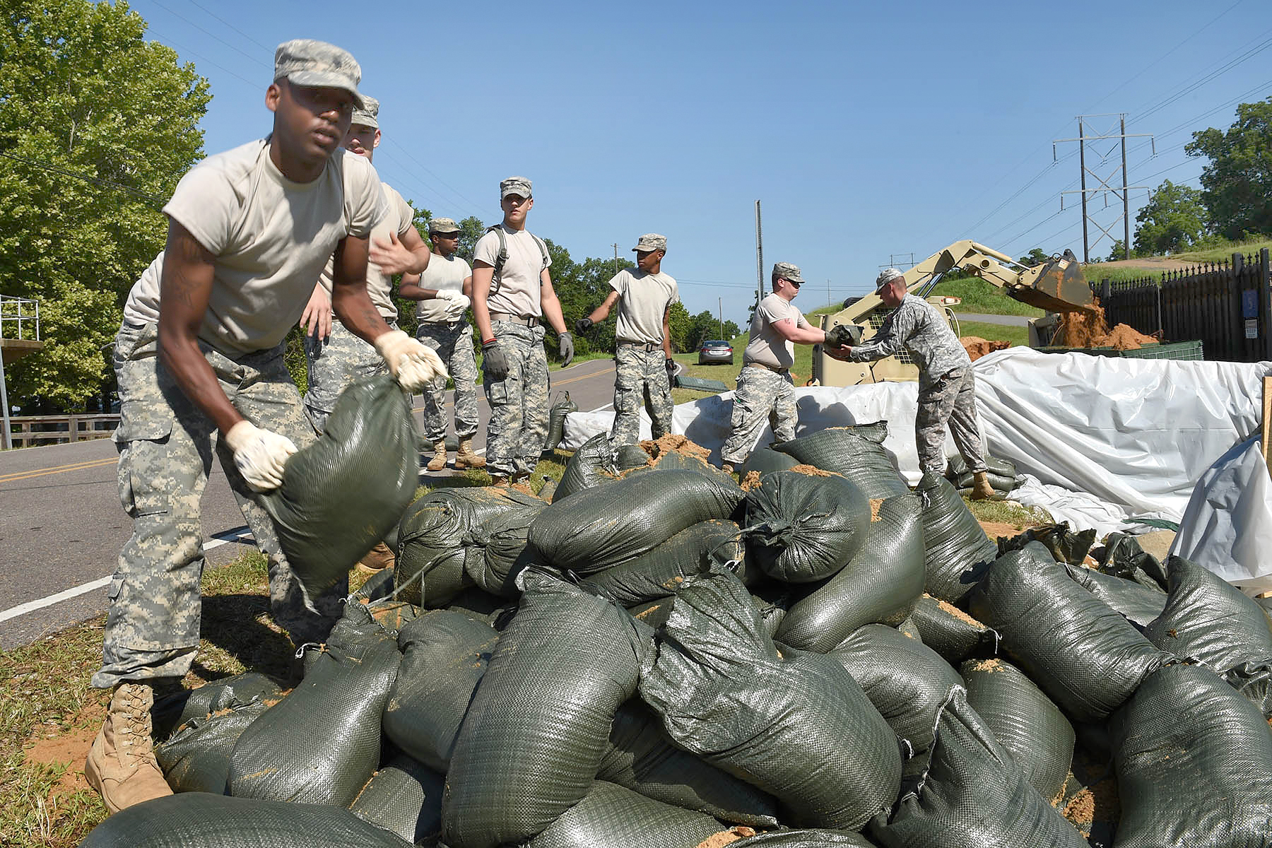 Louisiana Army National Guardsmen place sandbags around a cofferdam to ...