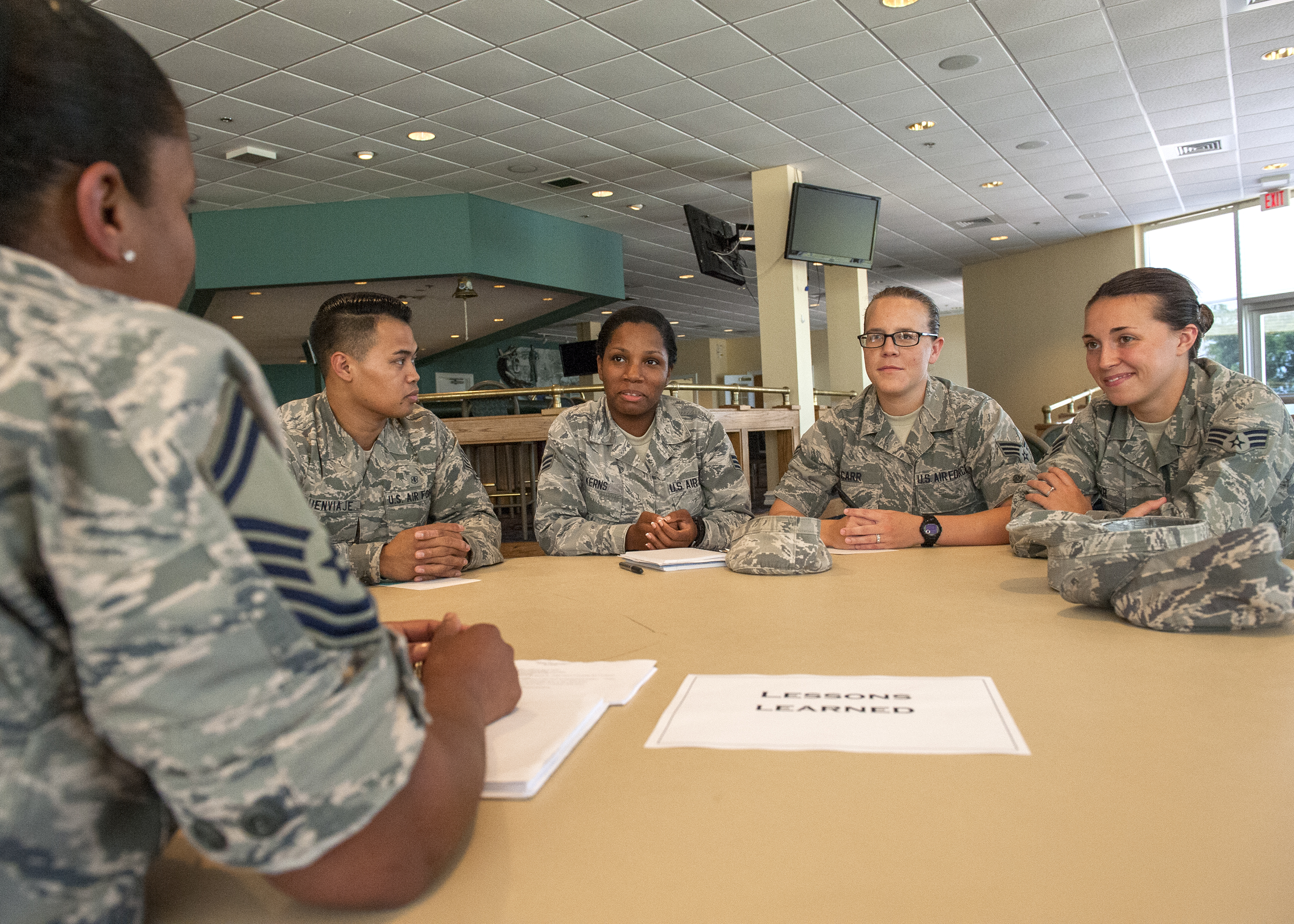 Airmen hold, participate in speed mentoring event